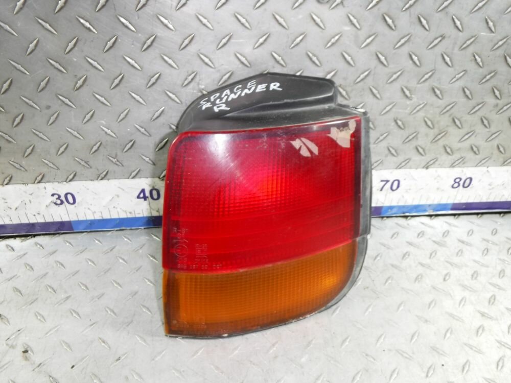 Фонарь задний правый Mitsubishi Space Runner MB831636