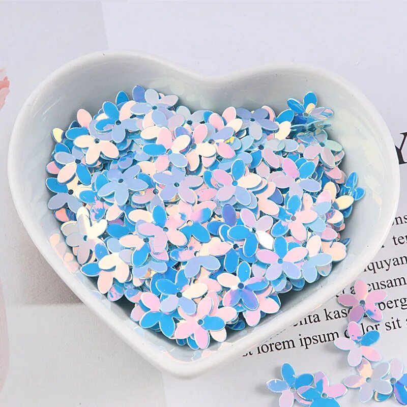 Пайетки цветы 3D белые 10 мм ipatches 300 шт JG Blue