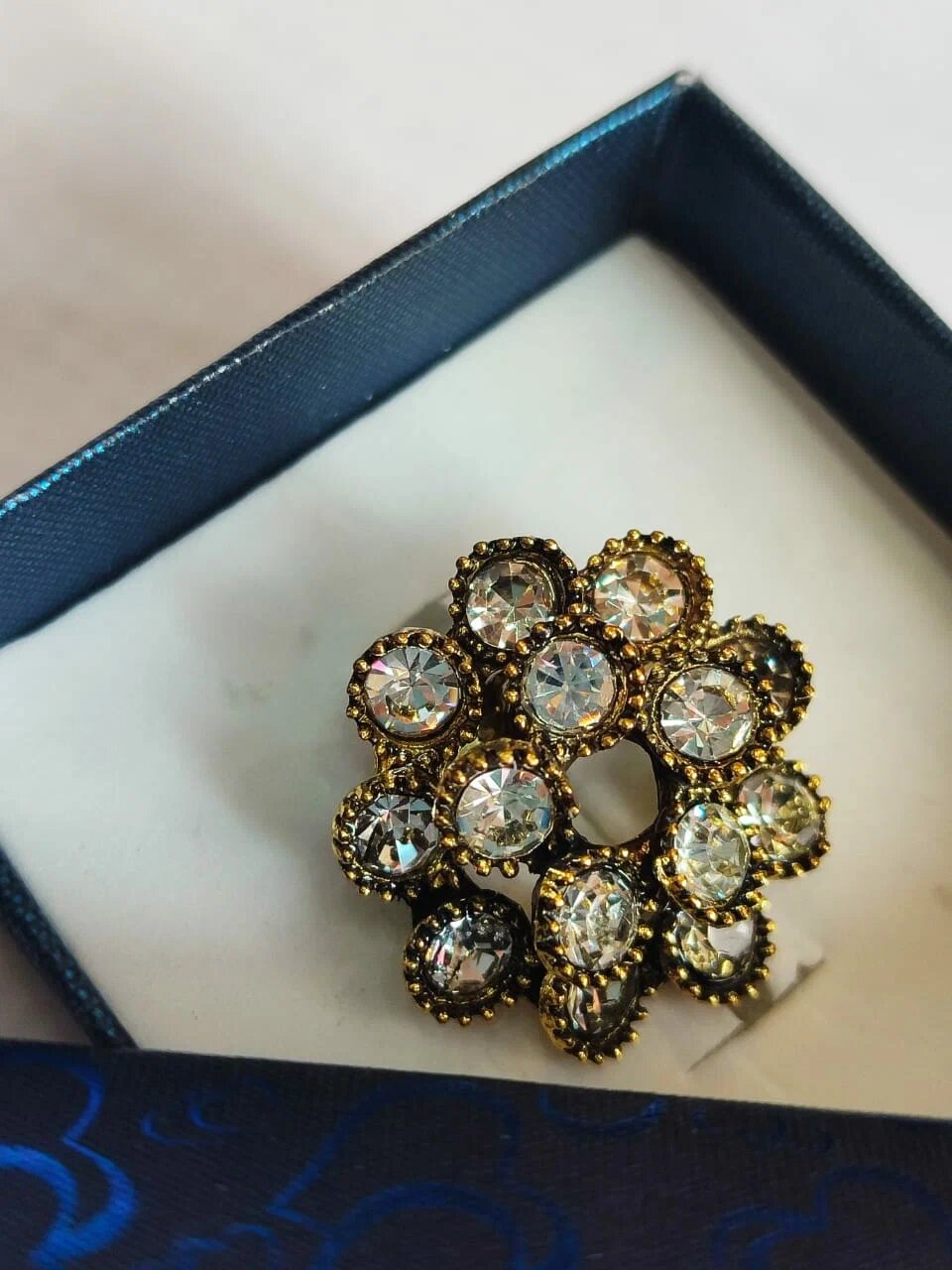 Брошь, стразы