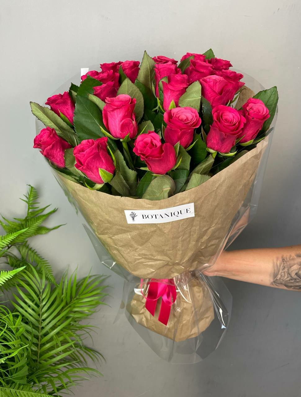 Букет из роз 21 малиновые в крафтовой бумаге BOTANIQUE FLOWER, розы с доставкой, красивый букет цветов высотой 50 см