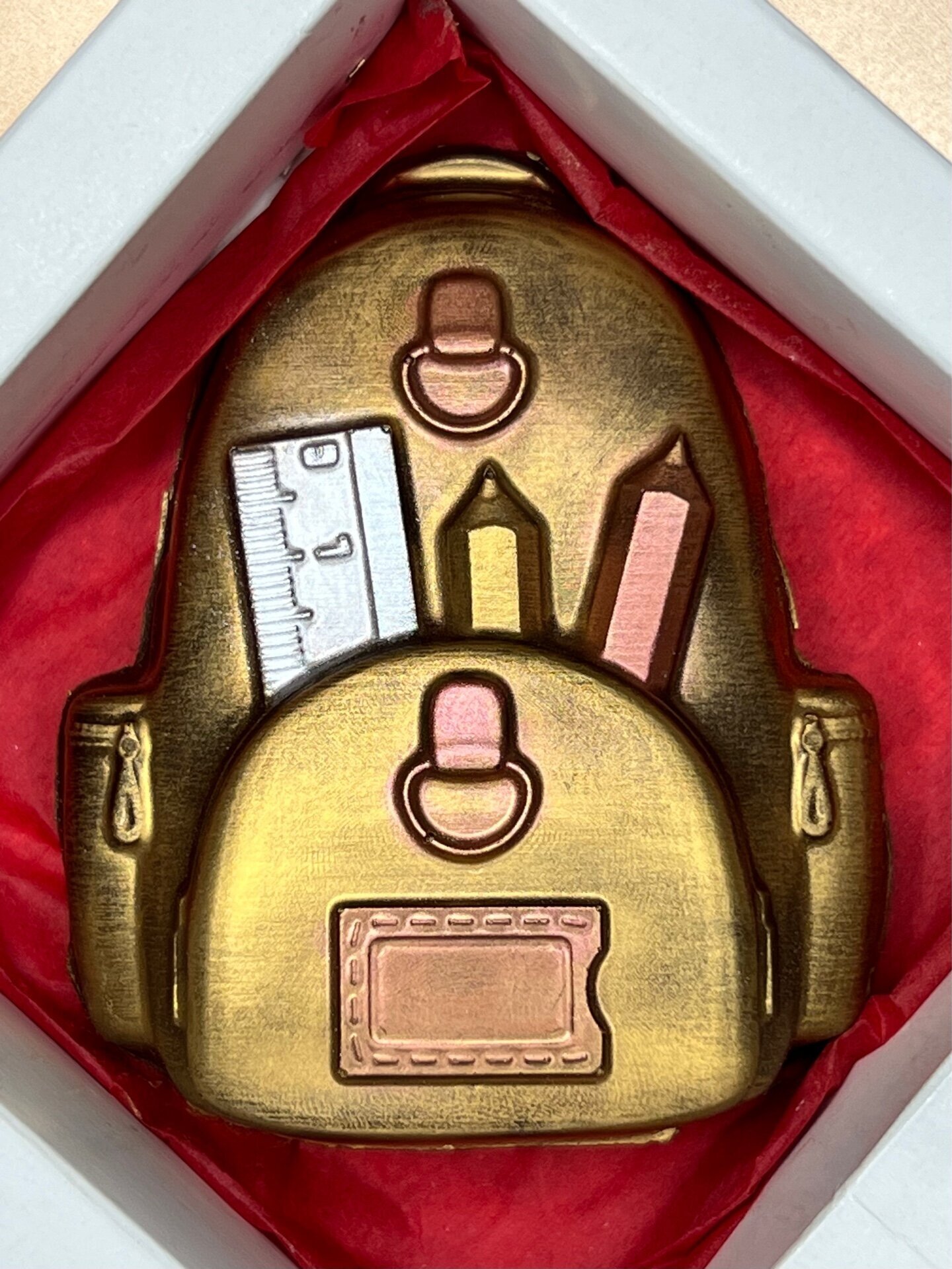 Шоколадная фигура "Школьный портфель", темный бельгийский шоколад, ручная работа