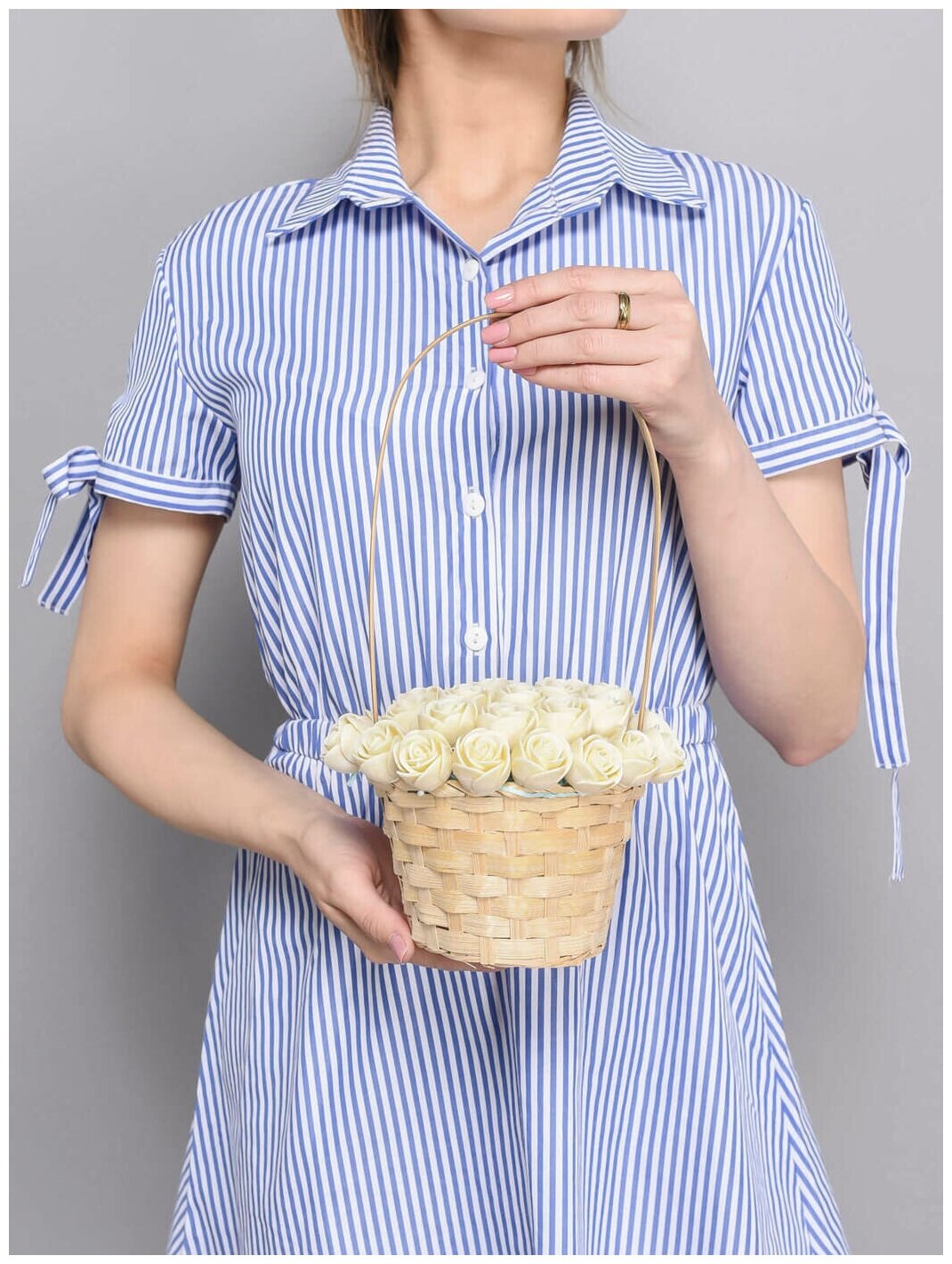 Корзинка из 23 шоколадных съедобных сладких роз последний звонок CHOCO SFERA - Белый премиум-шоколад, 324 гр. K23-B