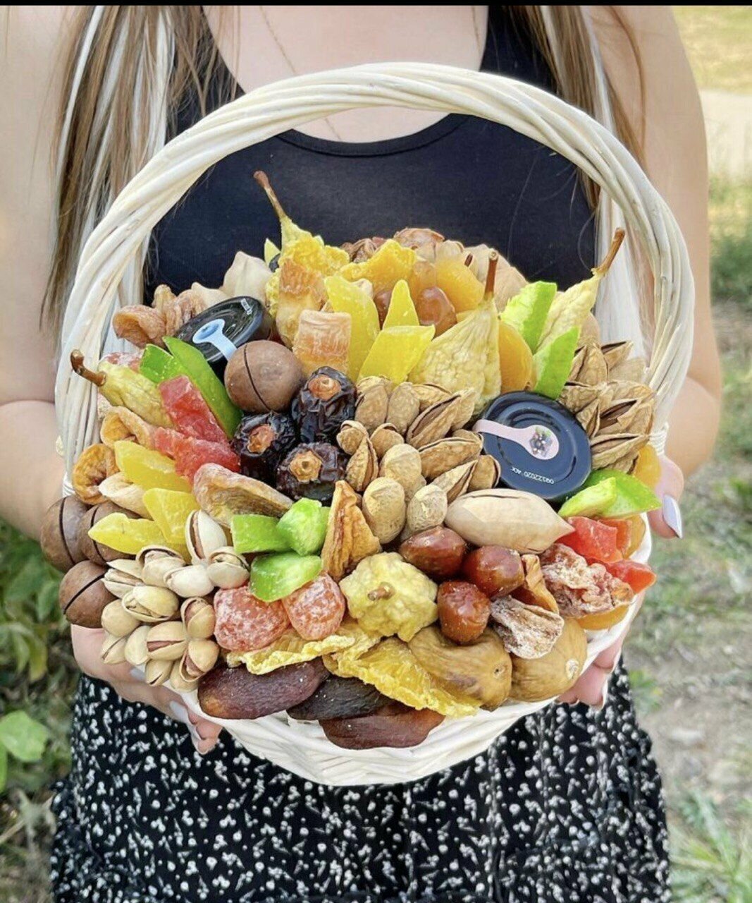 Подарочная корзина с сухофруктами