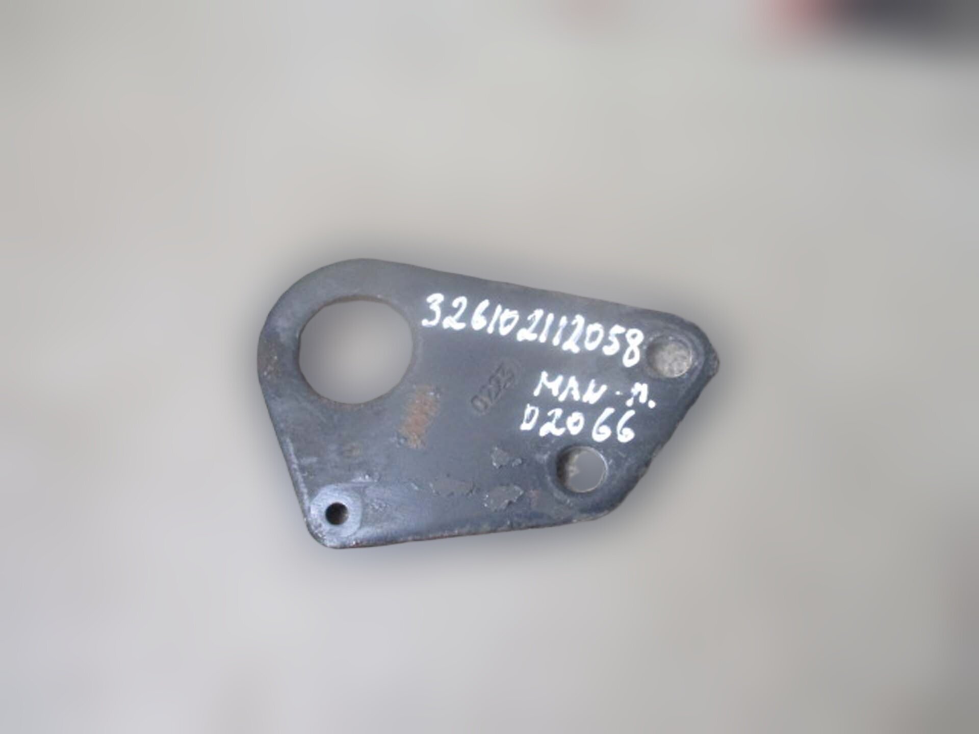 Кронштейн двигателя D2066 задний правый MAN TGA, TGX, TGS