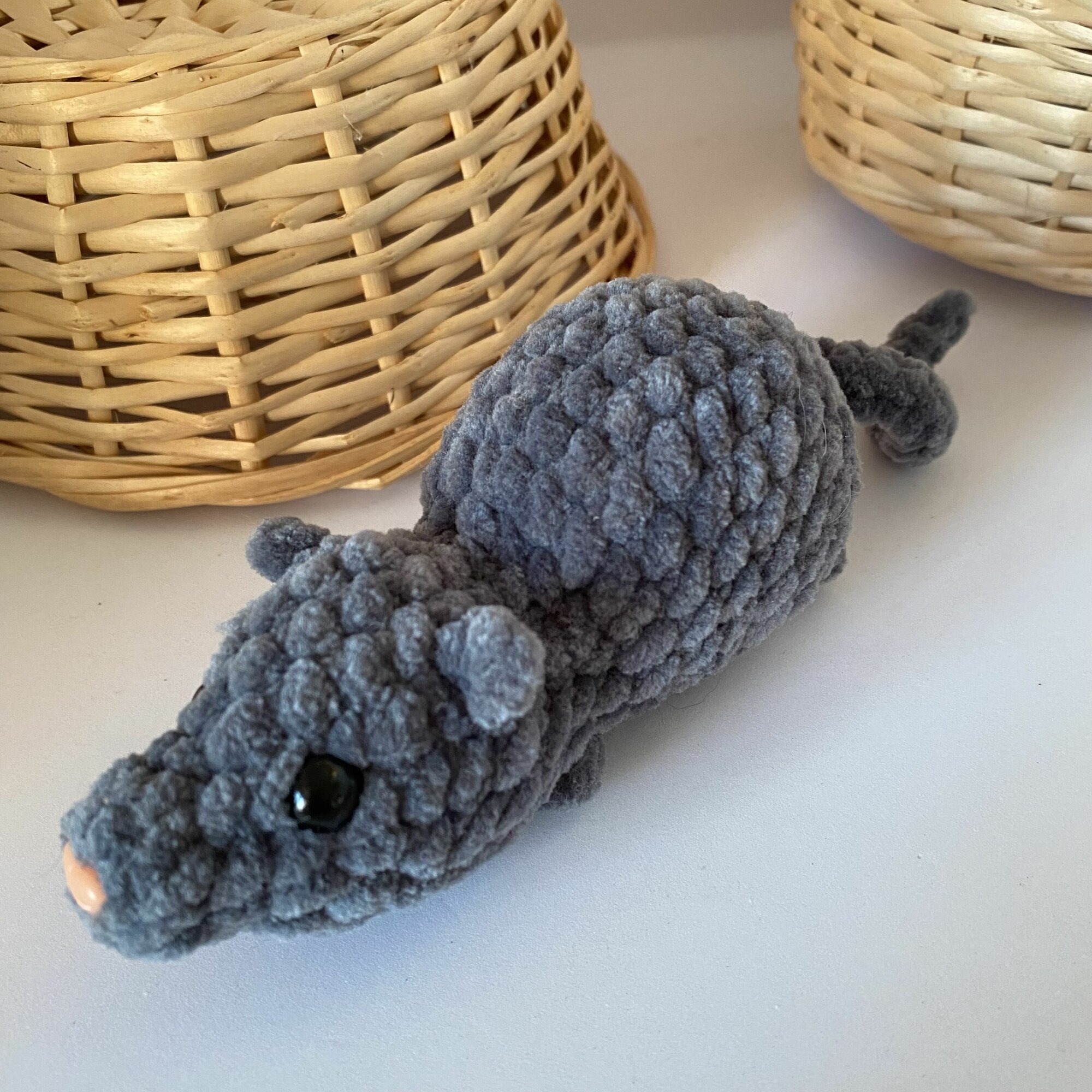 Вязаная игрушка Крыса плюшевая амигуруми ручная работа