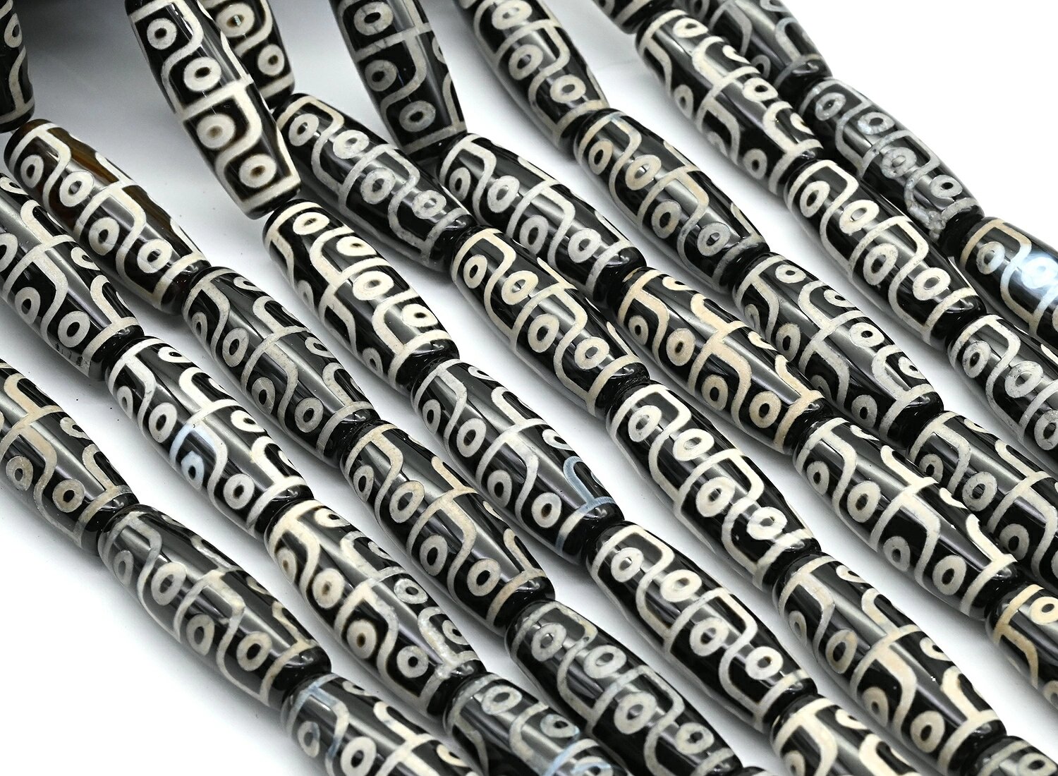 Бусины Дзи "Двенадцать глаз" из агата бочонок 10*30мм цв. черный, 29см, 10 бусин .