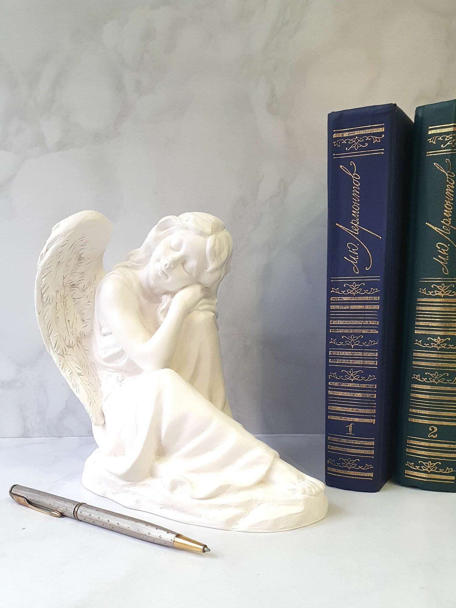 Ангел спящий на скале. Гипс, цвет белый. Высота 16см.