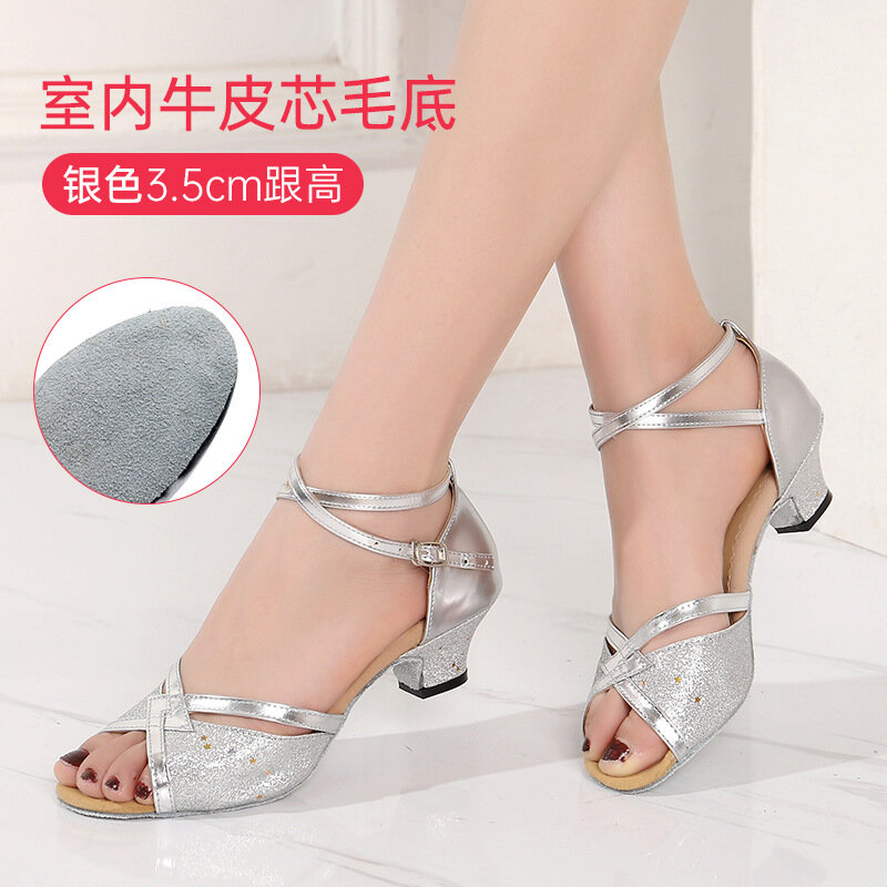 Спортивные туфли