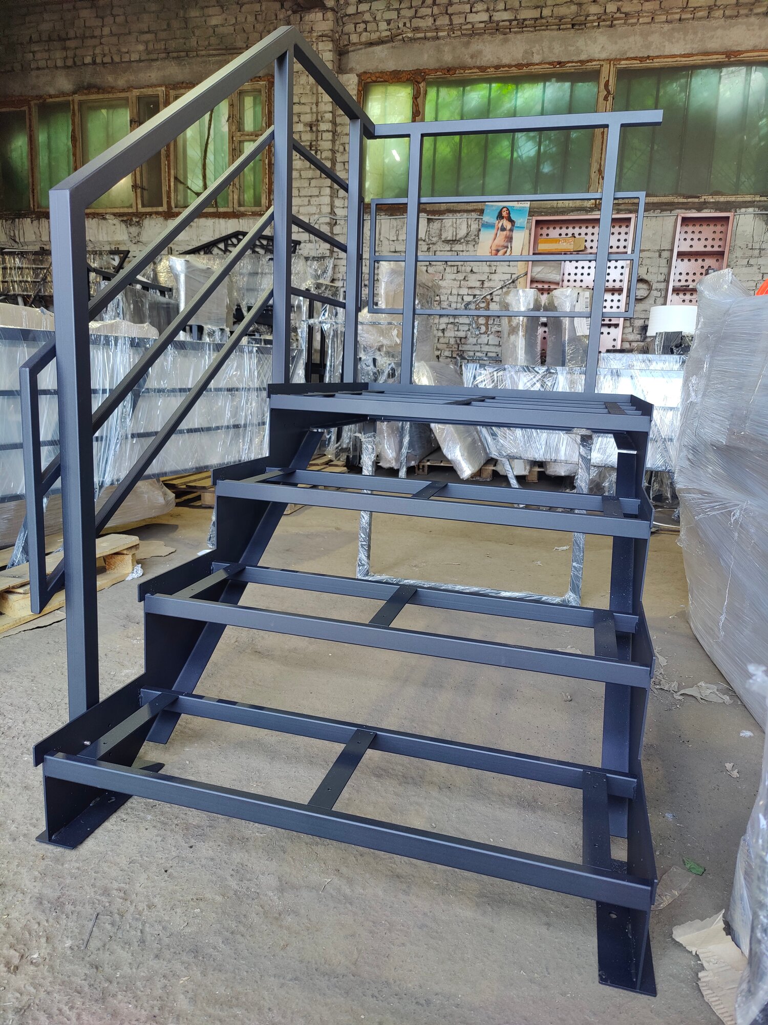 Лестница-крыльцо 4 ступени с площадкой, без ступеней ДПК, ограждения справа. Ширина 1 м, высота 90 см.