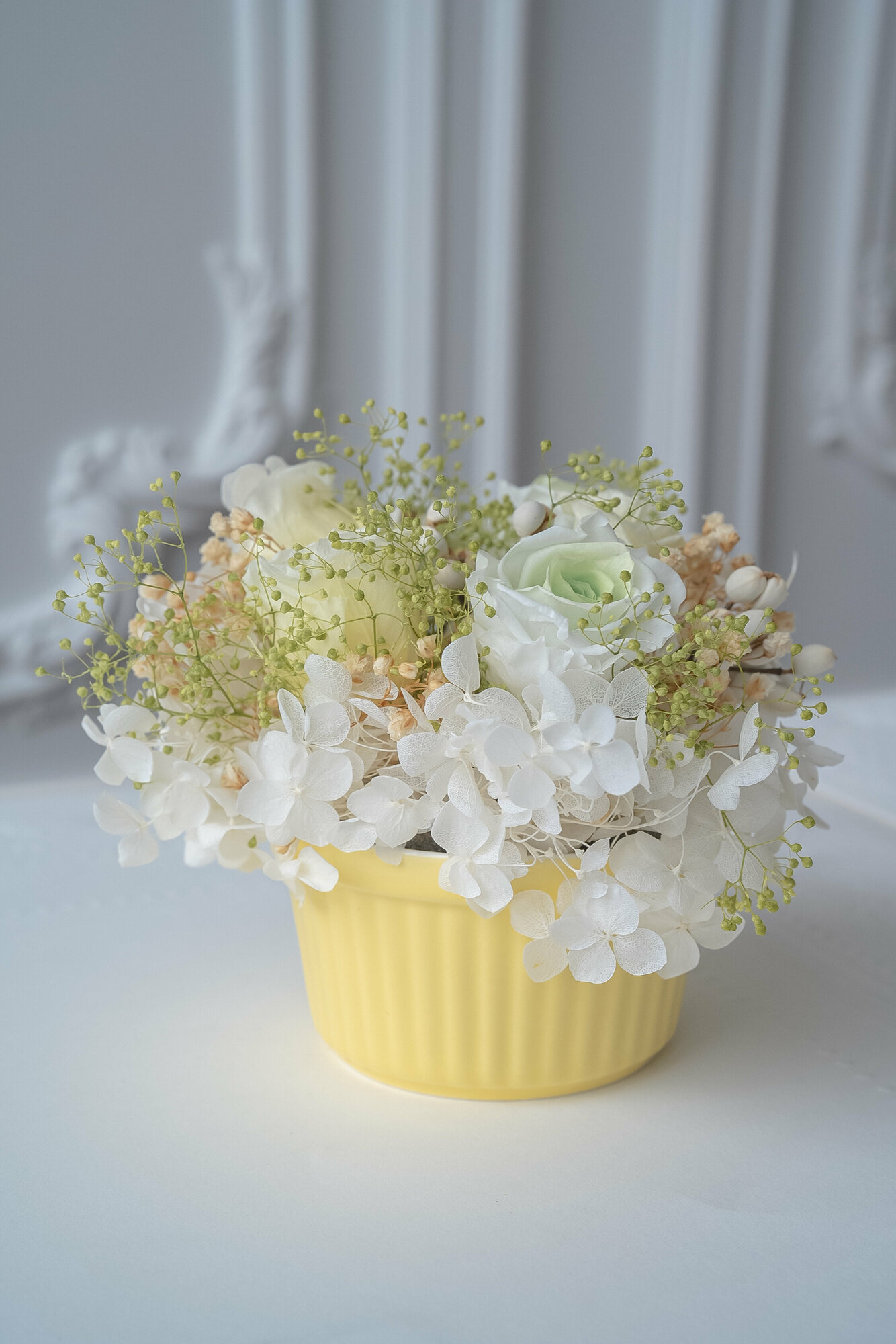 Букет цветов из стабилизированных роз в керамическом кашпо, желтый / букет на 8 марта и выпускной / подарок учителю