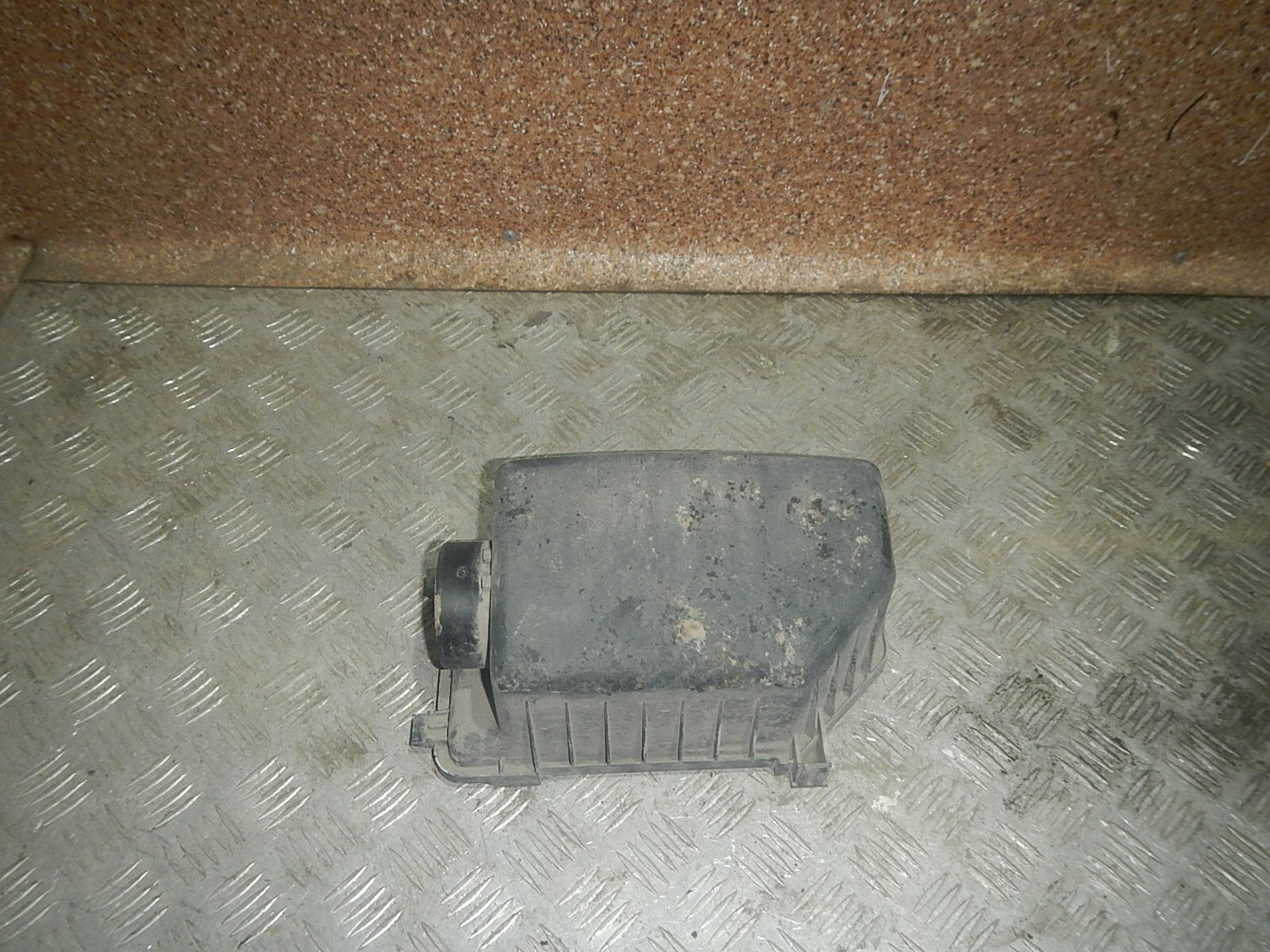 Б/У Корпус воздушного фильтра, Hyundai (Хендэ)-SOLARIS (10-) HYUNDAI SOLARIS (10-) Верхняя часть. Царапины. 346823 Hyunda...