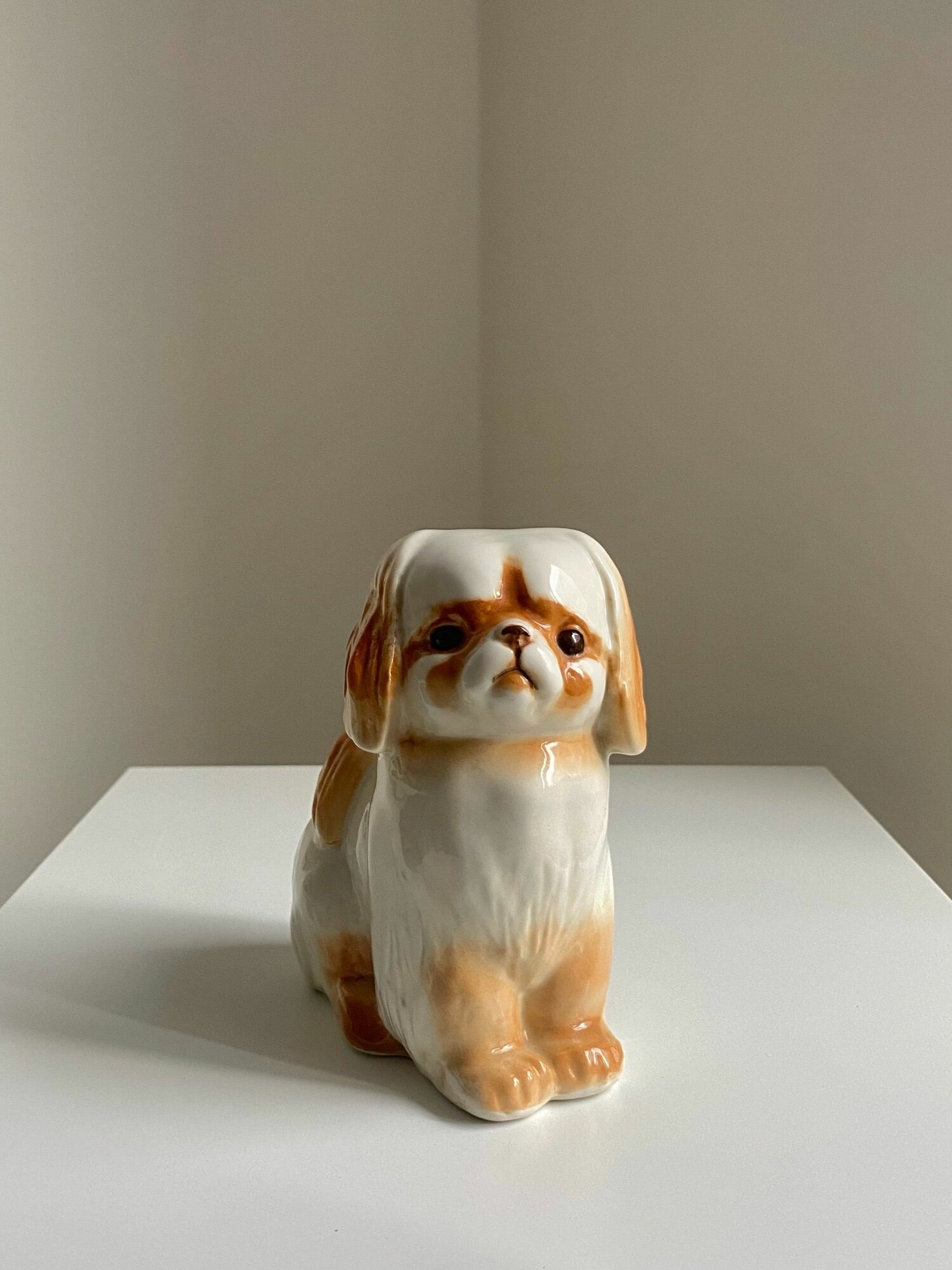 Статуэтка "Пекинес" СССР, Фарфор. ЛФЗ, Высота: 13.5 см. Ширина:11 см.