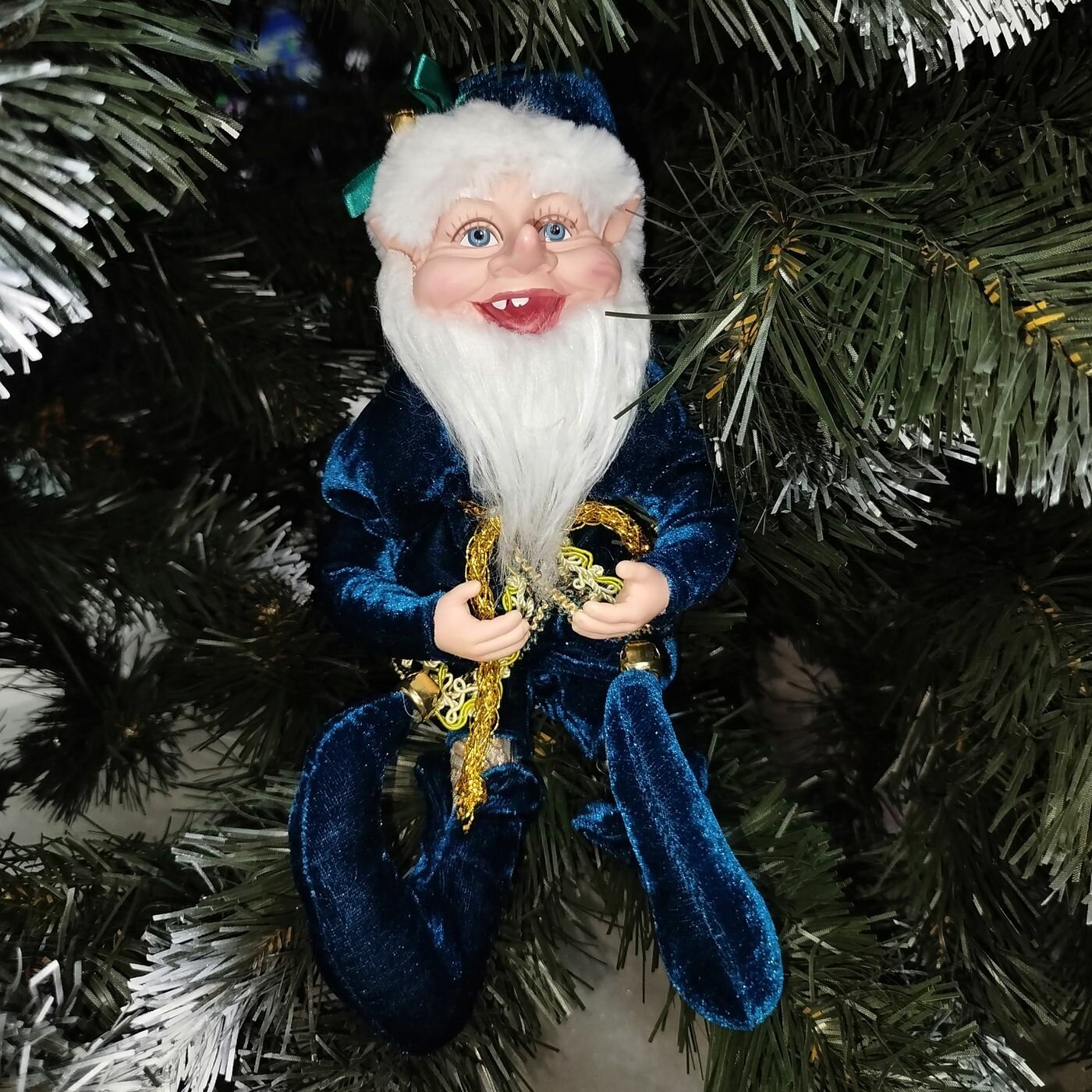 Новогодний эльф изумрудный, пластик и текстиль, 34 см x 10 см