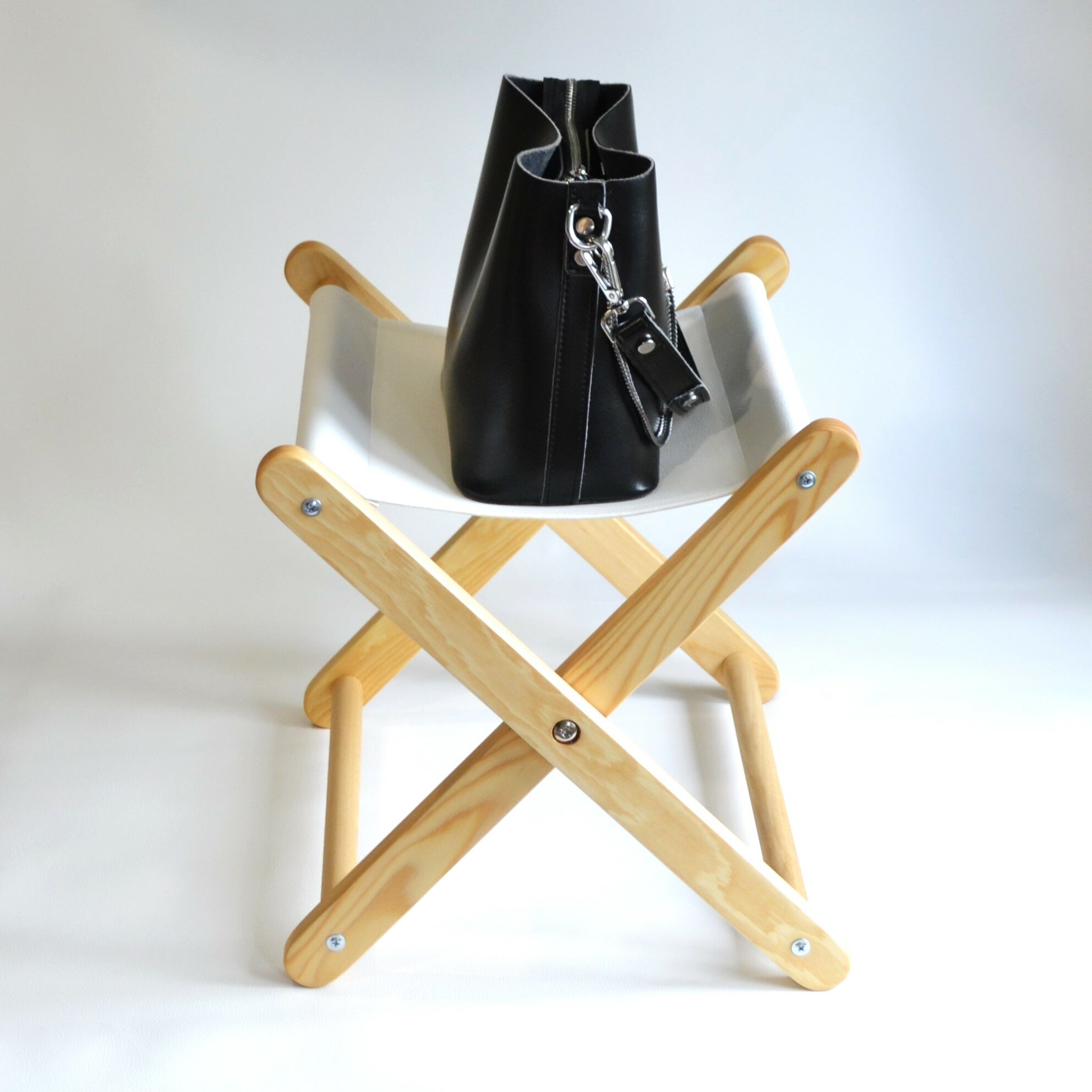 Подставка для сумок из белой матовой экокожи с деревянной основой, цвет лиственница