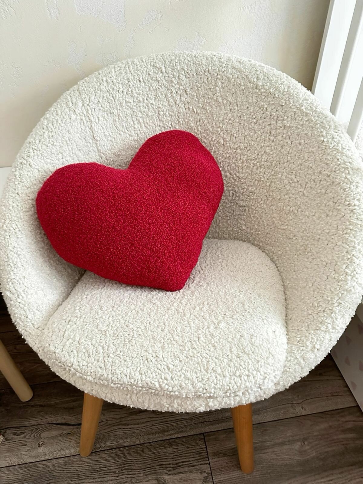 Декоративная подушка любовь 40*40 см из ткани букле барашек