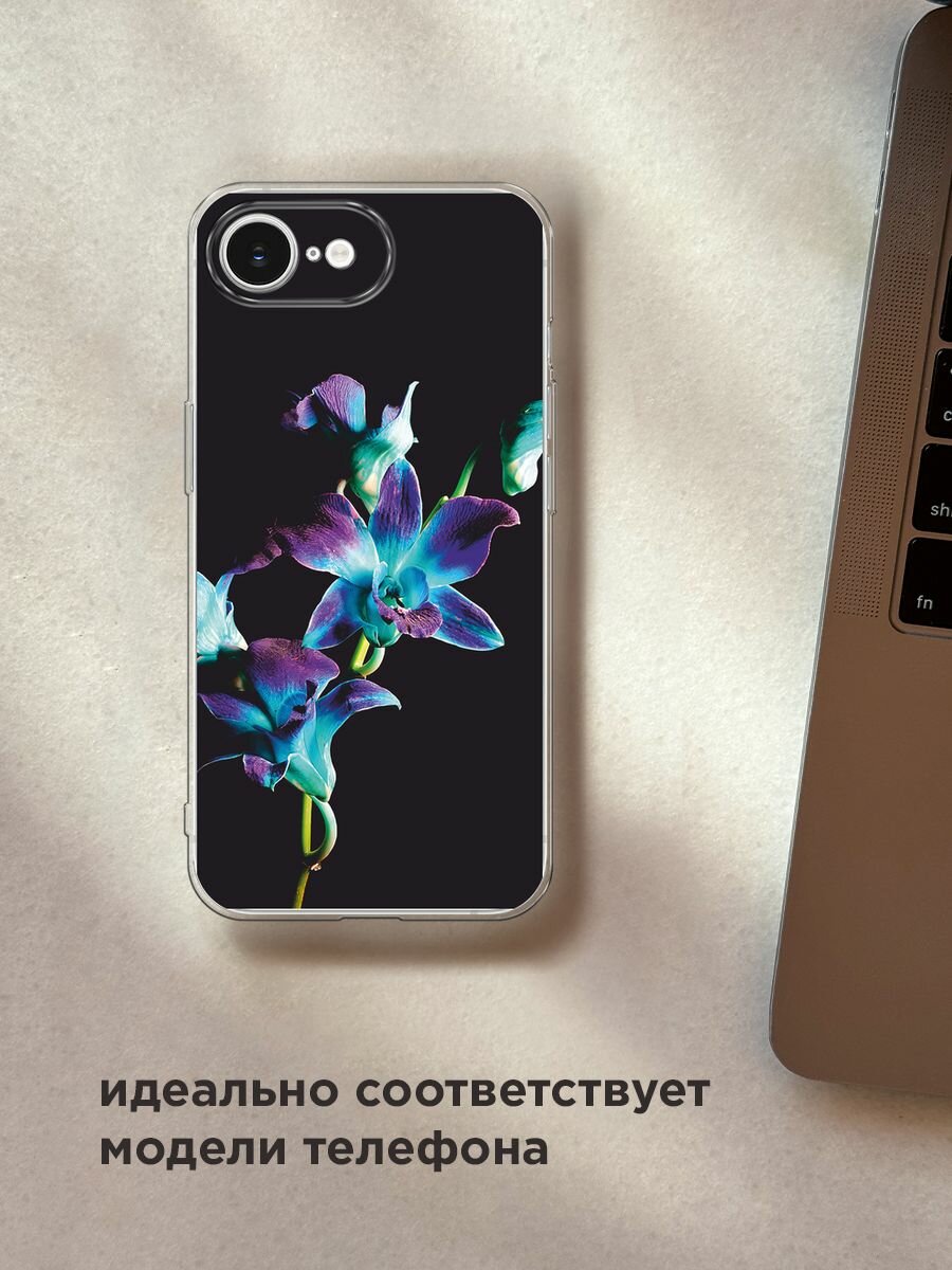 Чехол на Apple iPhone 16e/17e / Айфон 16е/17e с принтом "Синий цветок на черном" — фото 1