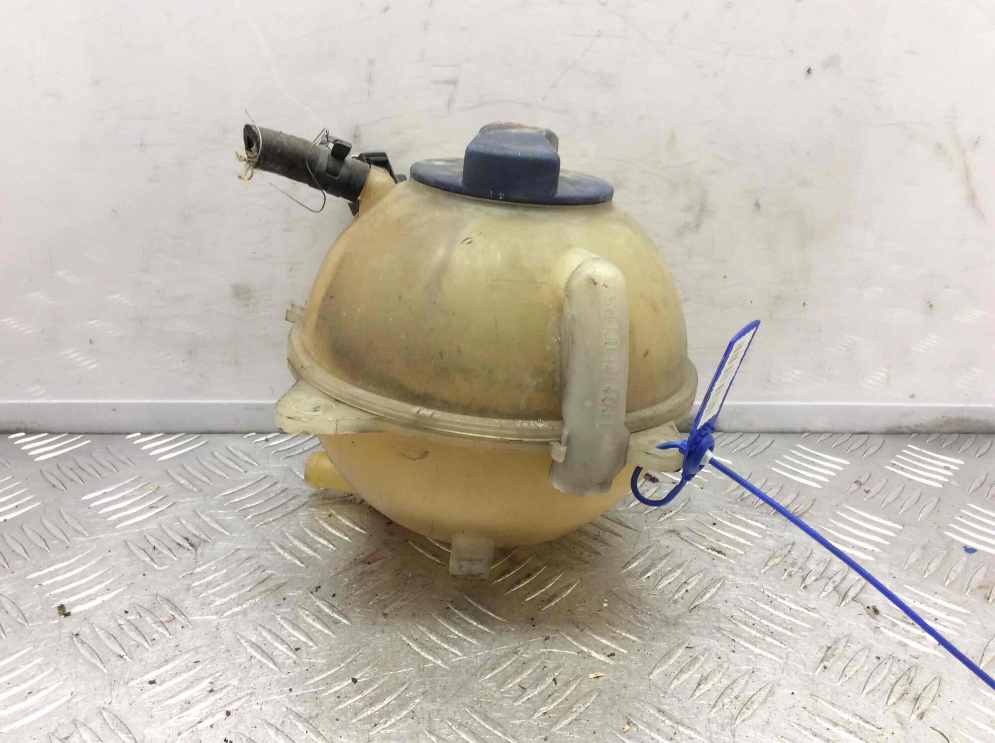 Б/У Бачок расширительный Volkswagen Golf 4 поколение (1997-2004) 1999 г.