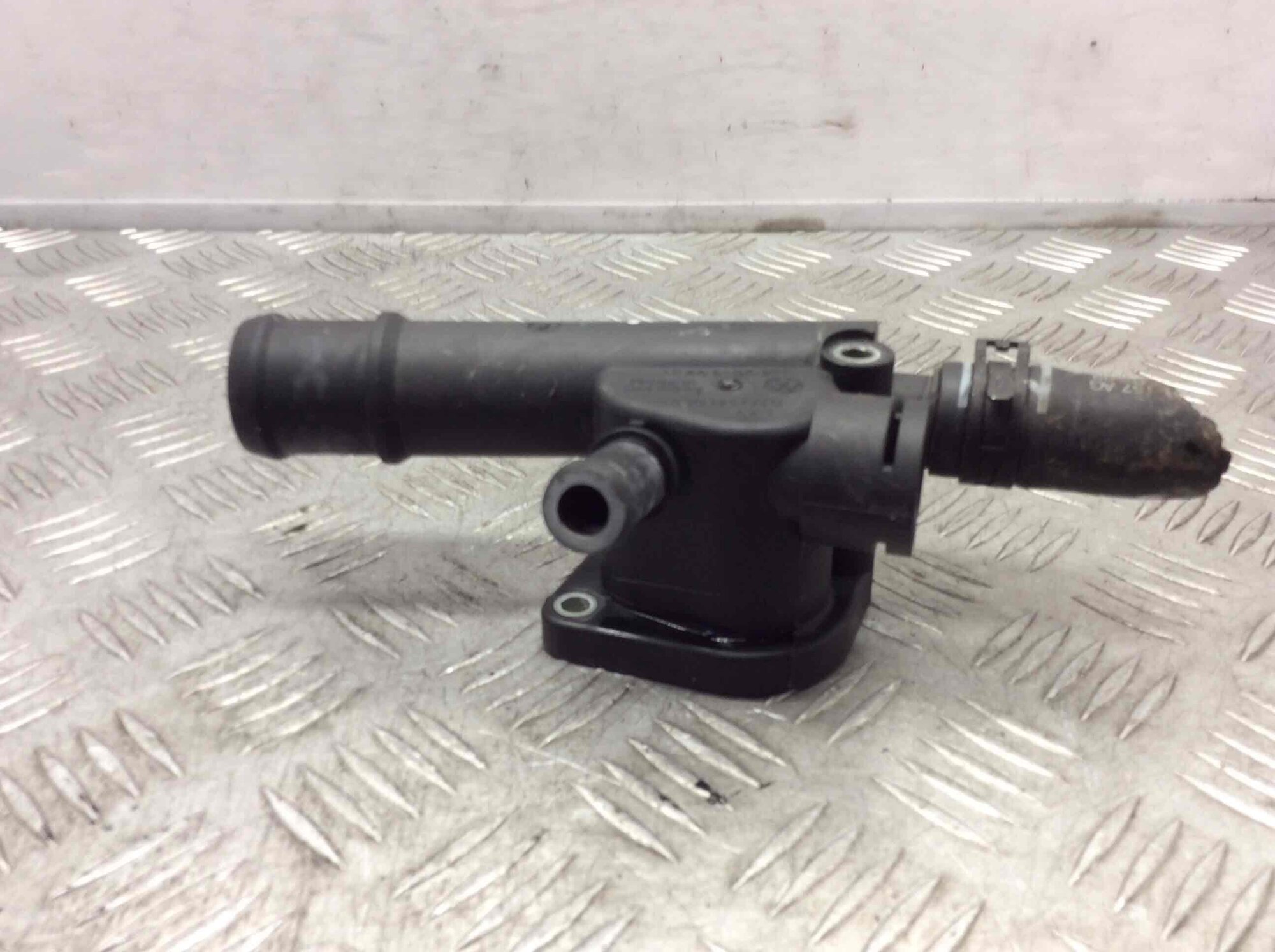 Б/У Фланец (тройник) системы охлаждения Volkswagen Golf 4 поколение (1997-2004) 2004 г.