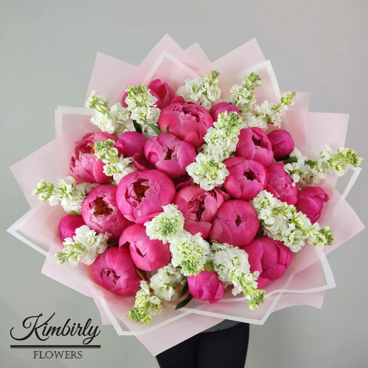 Большой букет живых цветов из пионов, ароматной маттиолы, цвет красный, белый, 39 шт, коралловые пионы арт 308