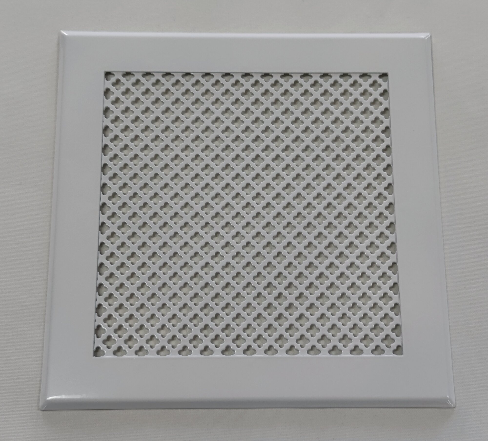 Решетка Плоская с подгибом Штамп 210х210мм, на магнитах, перфорация Цветок 7мм, Белый.