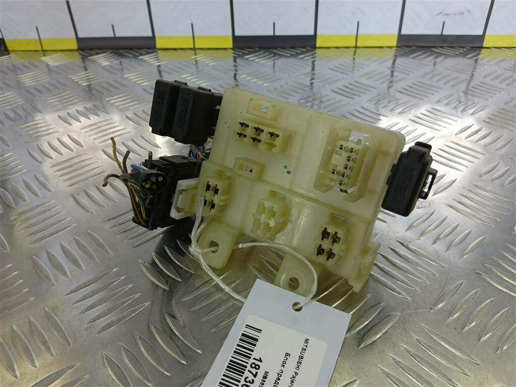 Блок предохранителей Б/У для MITSUBISHI PAJERO SPORT I рестайлинг (2004—2008) MB665829