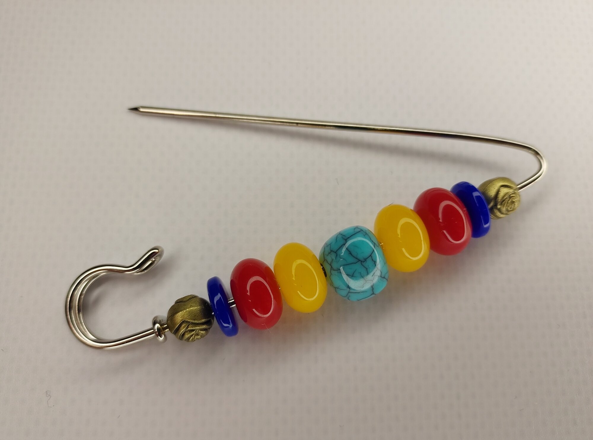 Булавка брошь "морские камушки" для кардигана, пальто, платков, костюмов, одежды. Цвет бежевый синий красный.