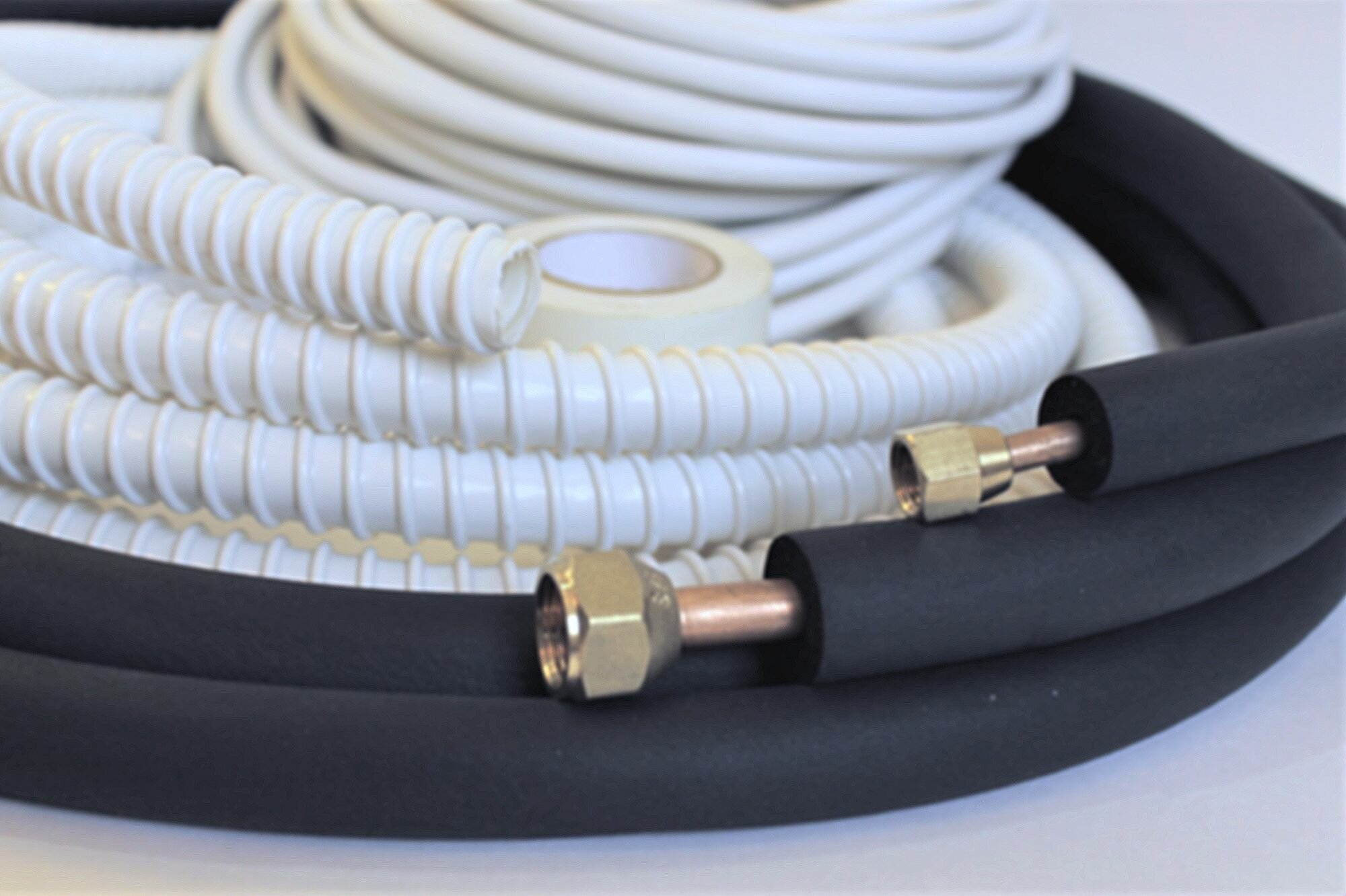 Фреоновая трасса для сплит-систем 36-48 с гофродренажной трубой. Диаметр медных труб 3/4_3/8. Длина 4м