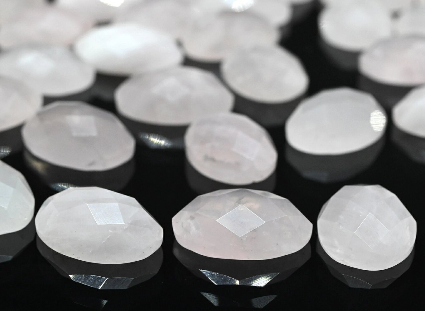 Кабошон из розового кварца овал с огранкой 18*13*6мм.