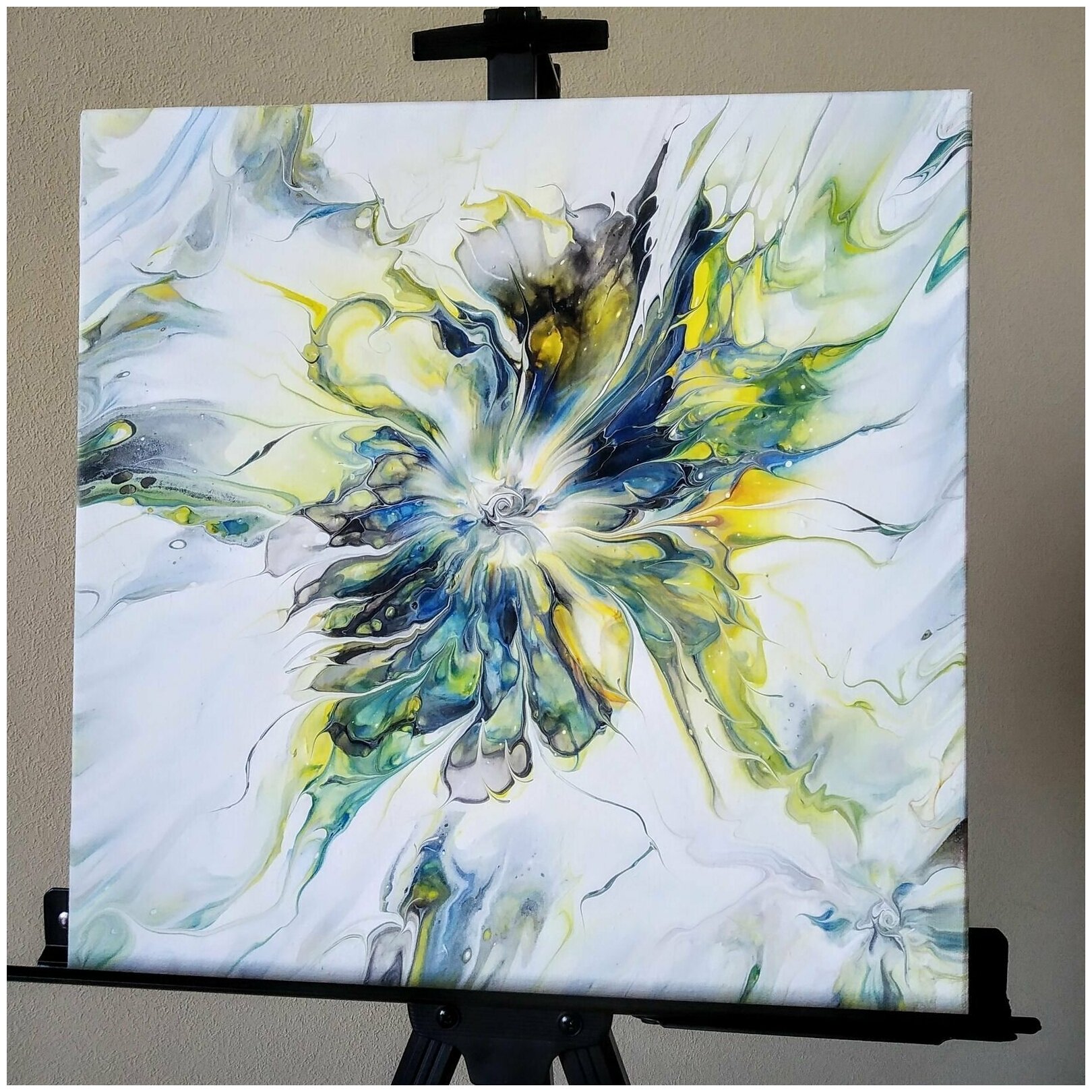 Картина "Цветок желтый-синий", флюид арт, акрил, холст на подрамнике, авторская работа, 40х40 см