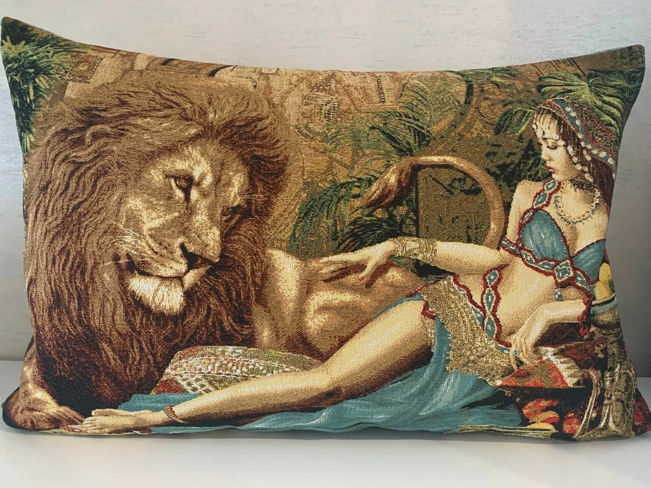 Гобелен, гобеленовая декоративная наволочка 44х63 см / "Нежный зверь"