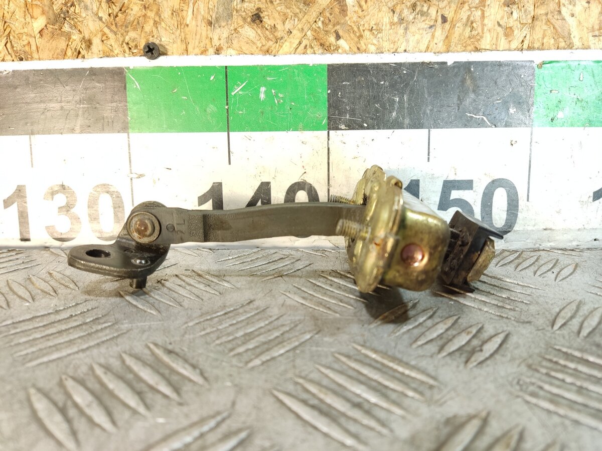 Ограничитель двери задний MITSUBISHI Diamant 1995 MR295846