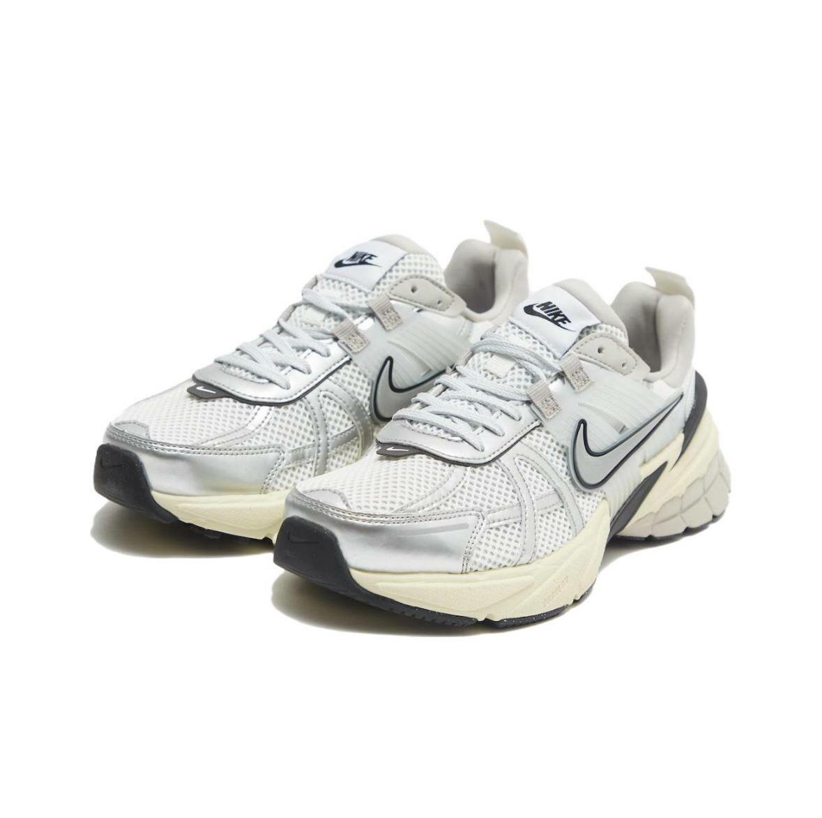 Кроссовки NIKE V2K Run, полнота D, размер 5US / 37.5EU / 23CM / 36.5RU, белый — фото 1