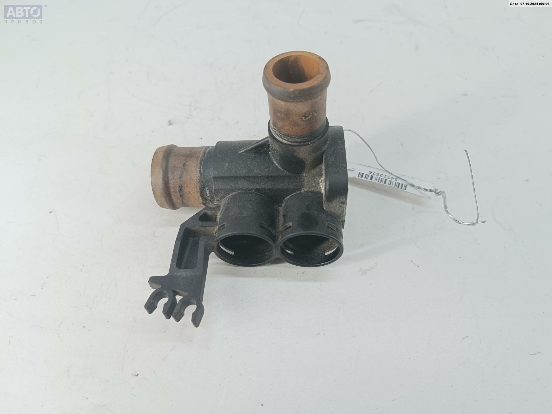 Фланец (тройник) системы охлаждения Audi 80 B4 (1991-1996)