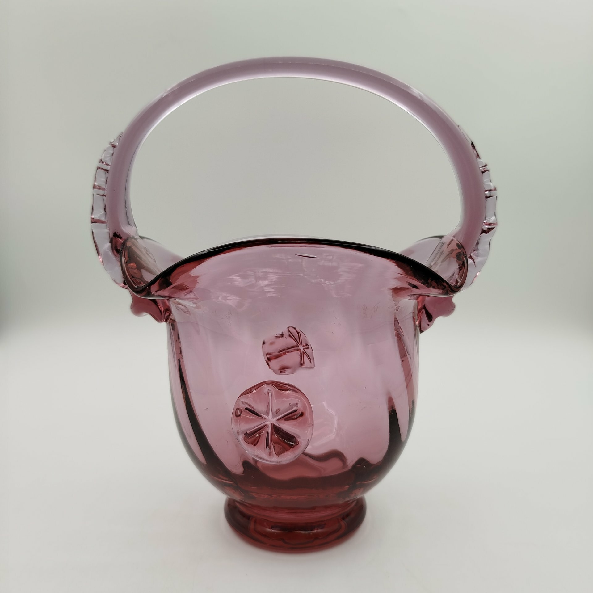 Конфетница в виде корзинки с волнистым бортом и рельефной ручкой, стекло