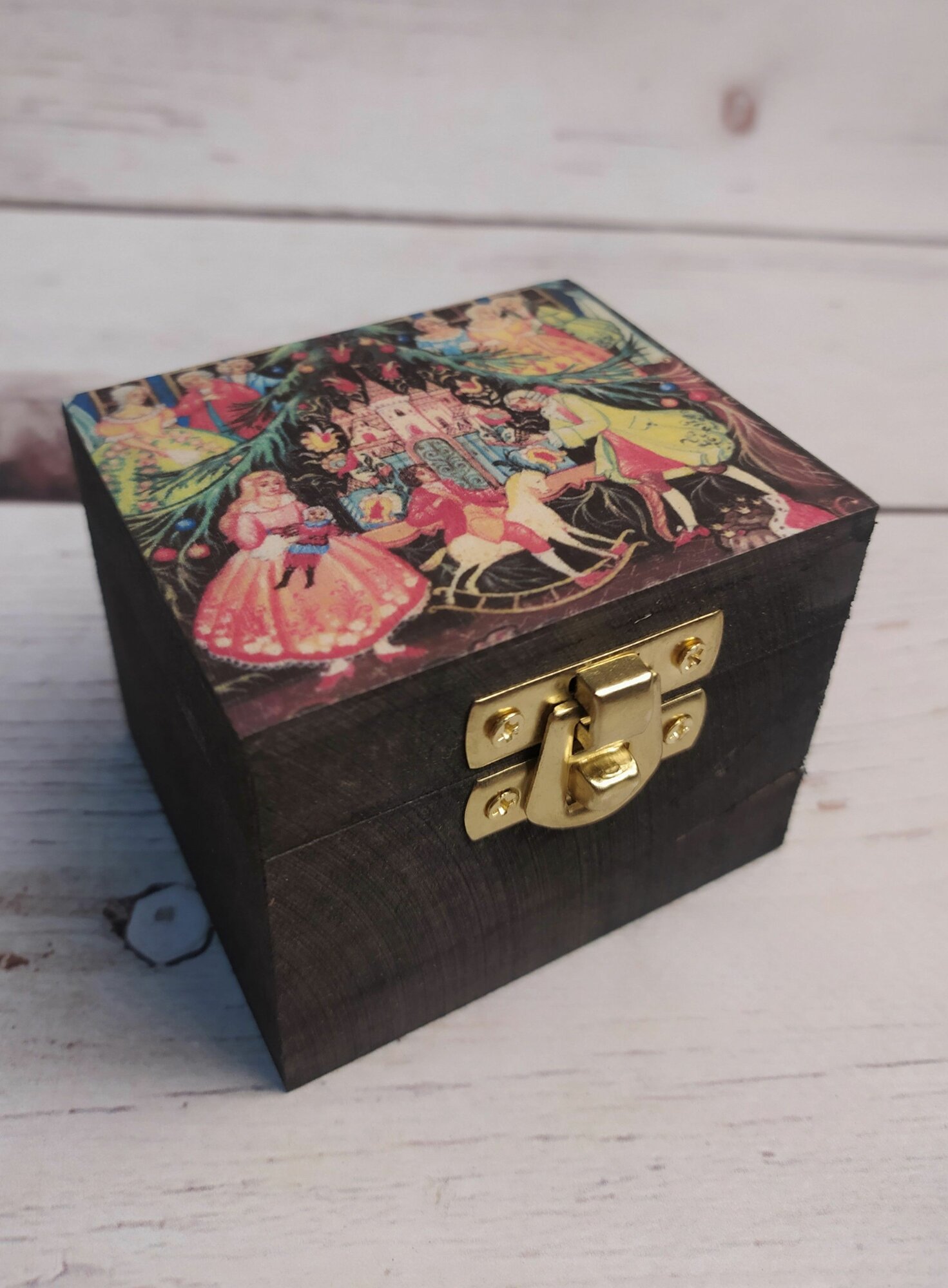 Музыкальная заводная деревянная шкатулка-шарманка "Щелкунчик" с мелодией Щелкунчик