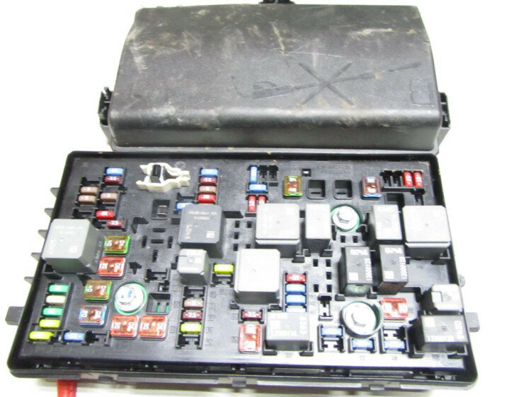 Блок предохранителей 95107228-01 13222782 529050199 Шевроле Круз Орландо - дефект крышки N-34