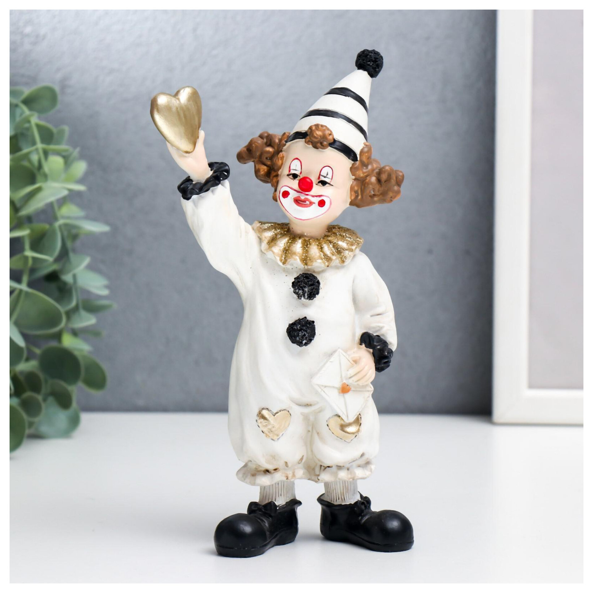 Фигурка декоративная «Клоун с письмом и сердцем в руках», полистоун