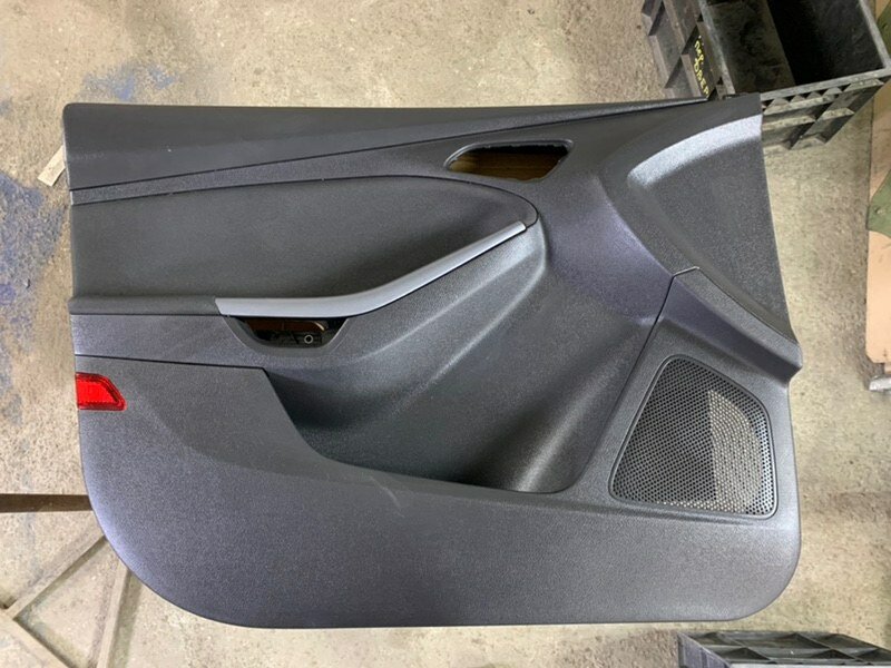 Обшивка двери передняя левая Ford Focus MK3 1.6 2254853