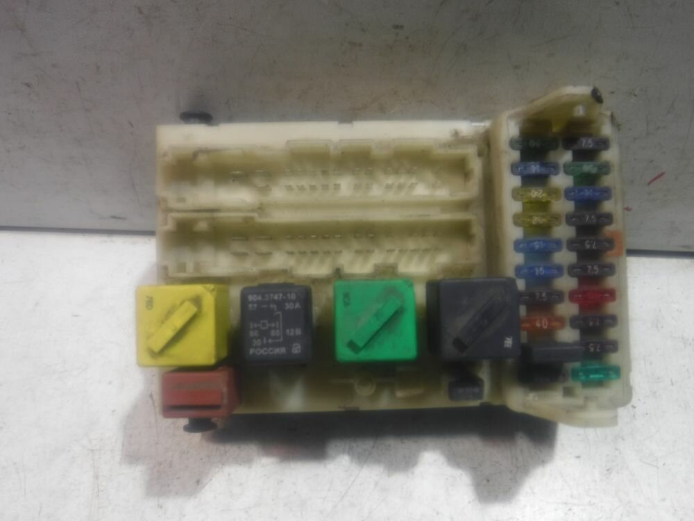 Блок предохранителей Ford Mondeo II 93BG14K150AD