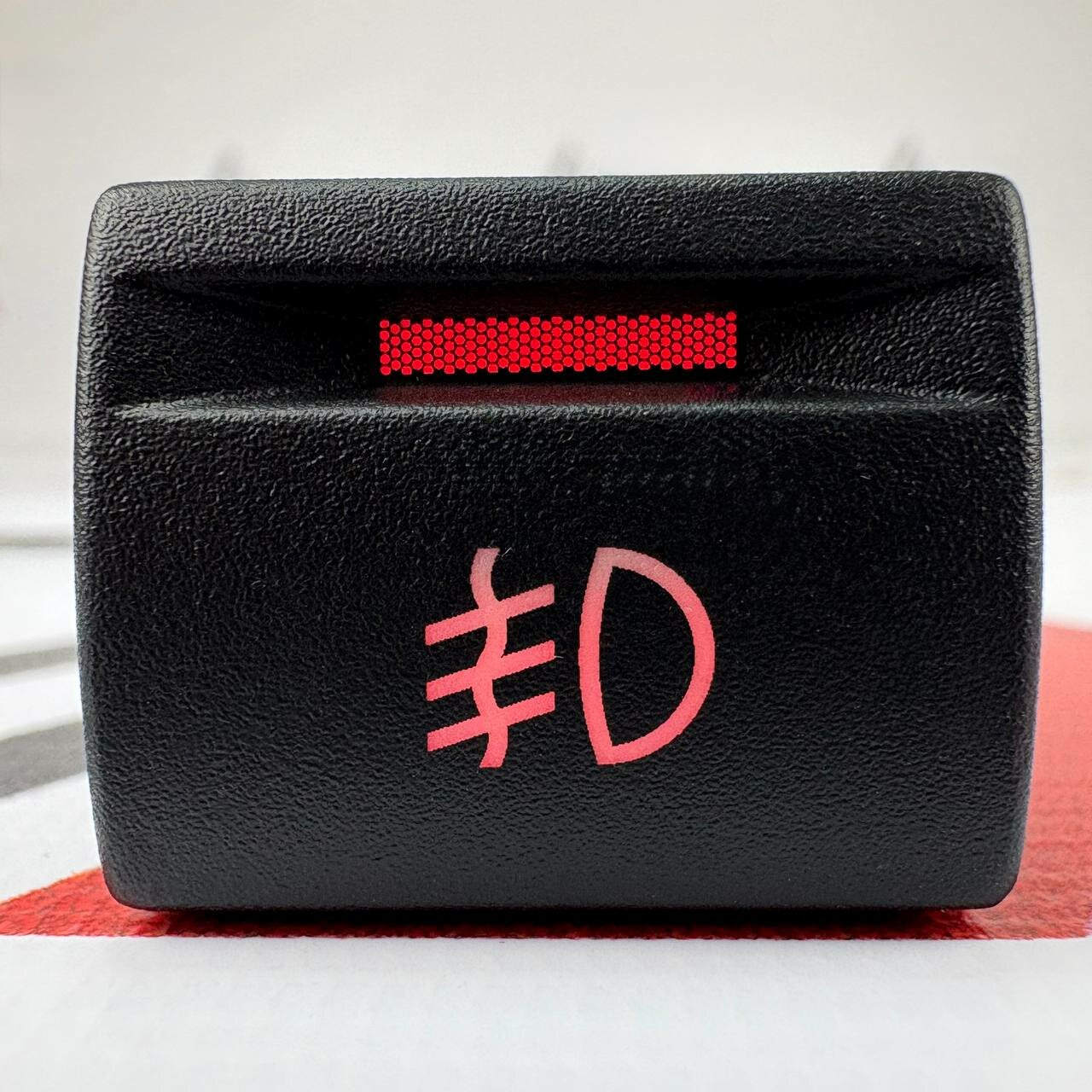 Пересвеченная кнопка передних противотуманных фар цвет Красный-Красный Лада Приора