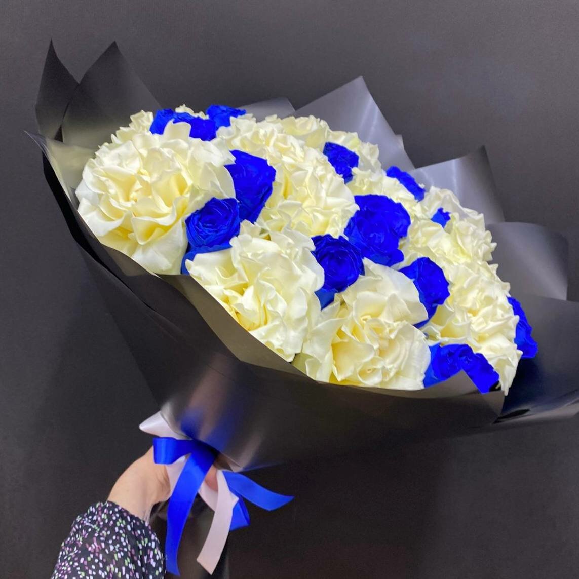 Букет белых французских и синих роз / Вывернутые розы / Синие розы