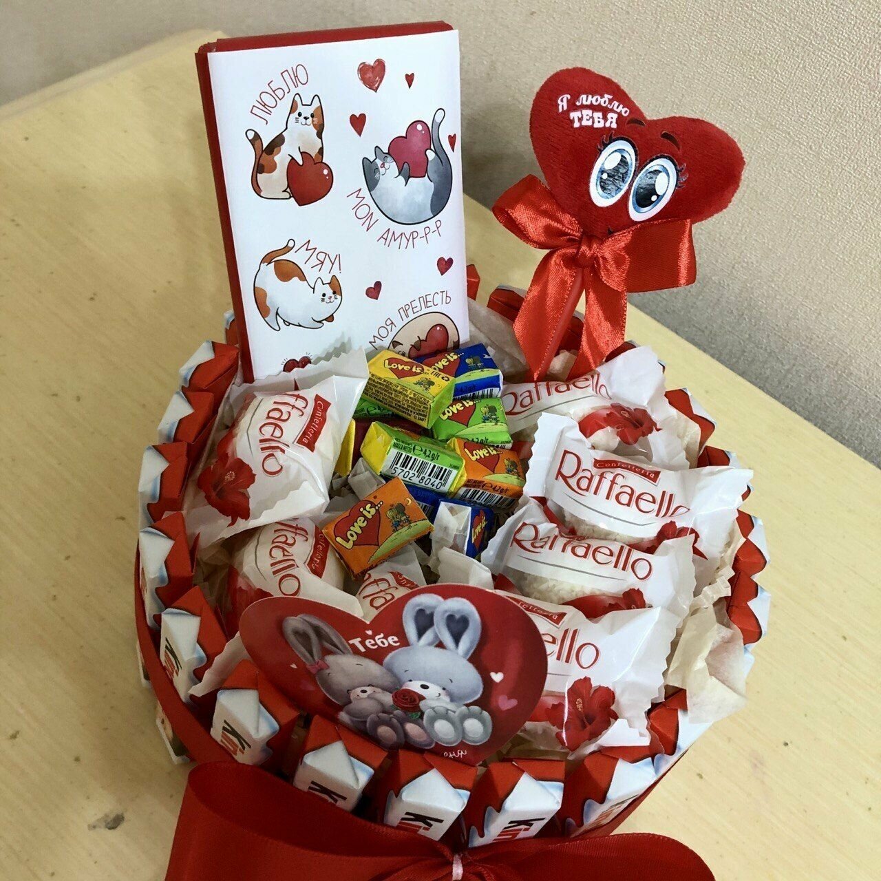 Бенто торт из киндер шоколада шоколада с конфетами Раффаэлло и жвачками Love is