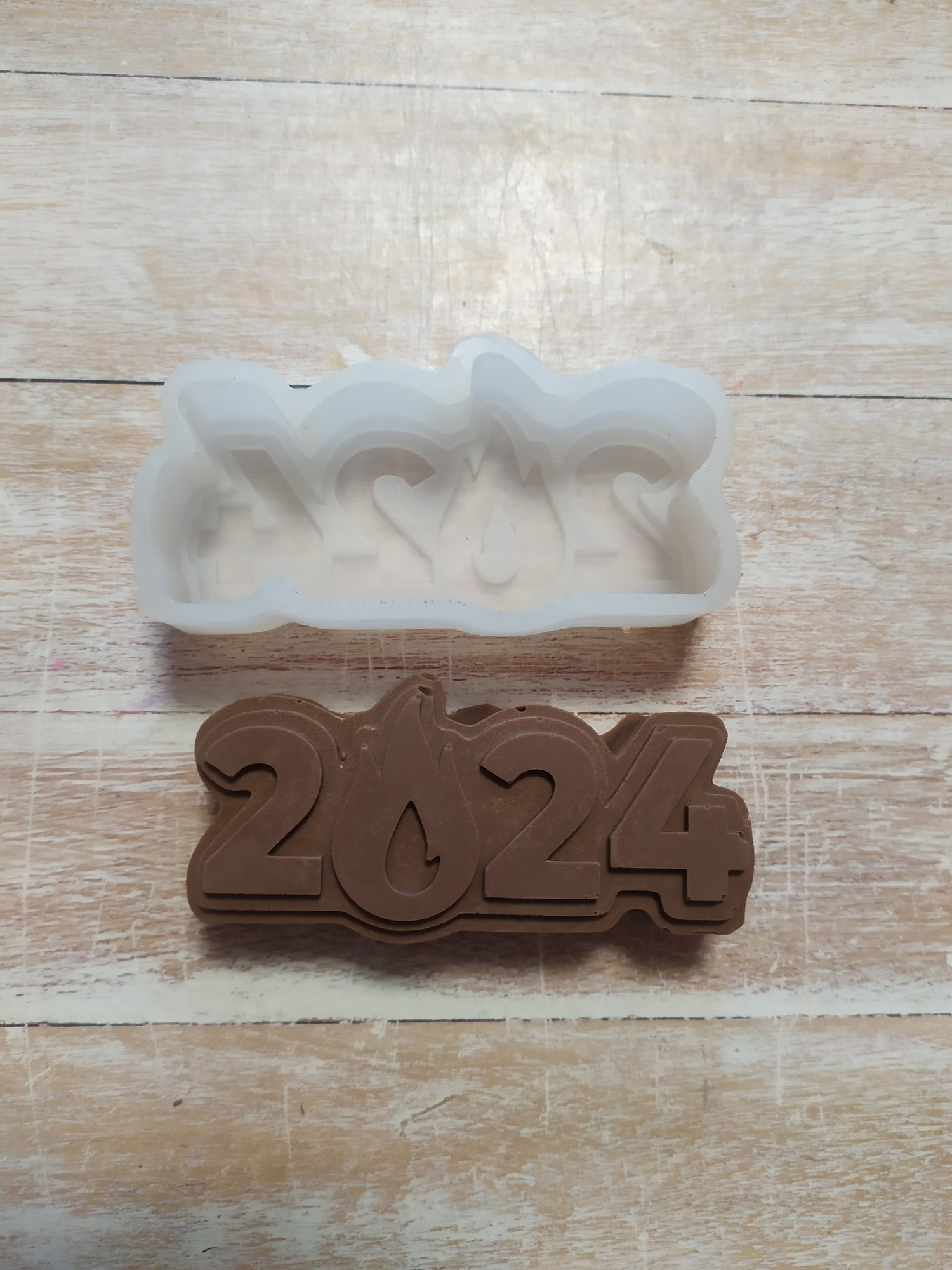 Молд для шоколада 2024 год 8*3,5*2 см вес шоколаной фигурки 60 гр