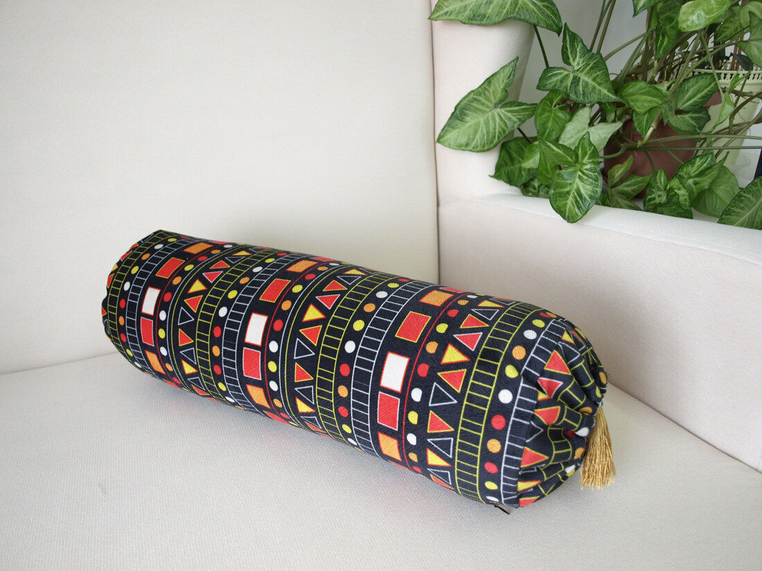 Подушка Валик с кисточками, Африка Узор на черном