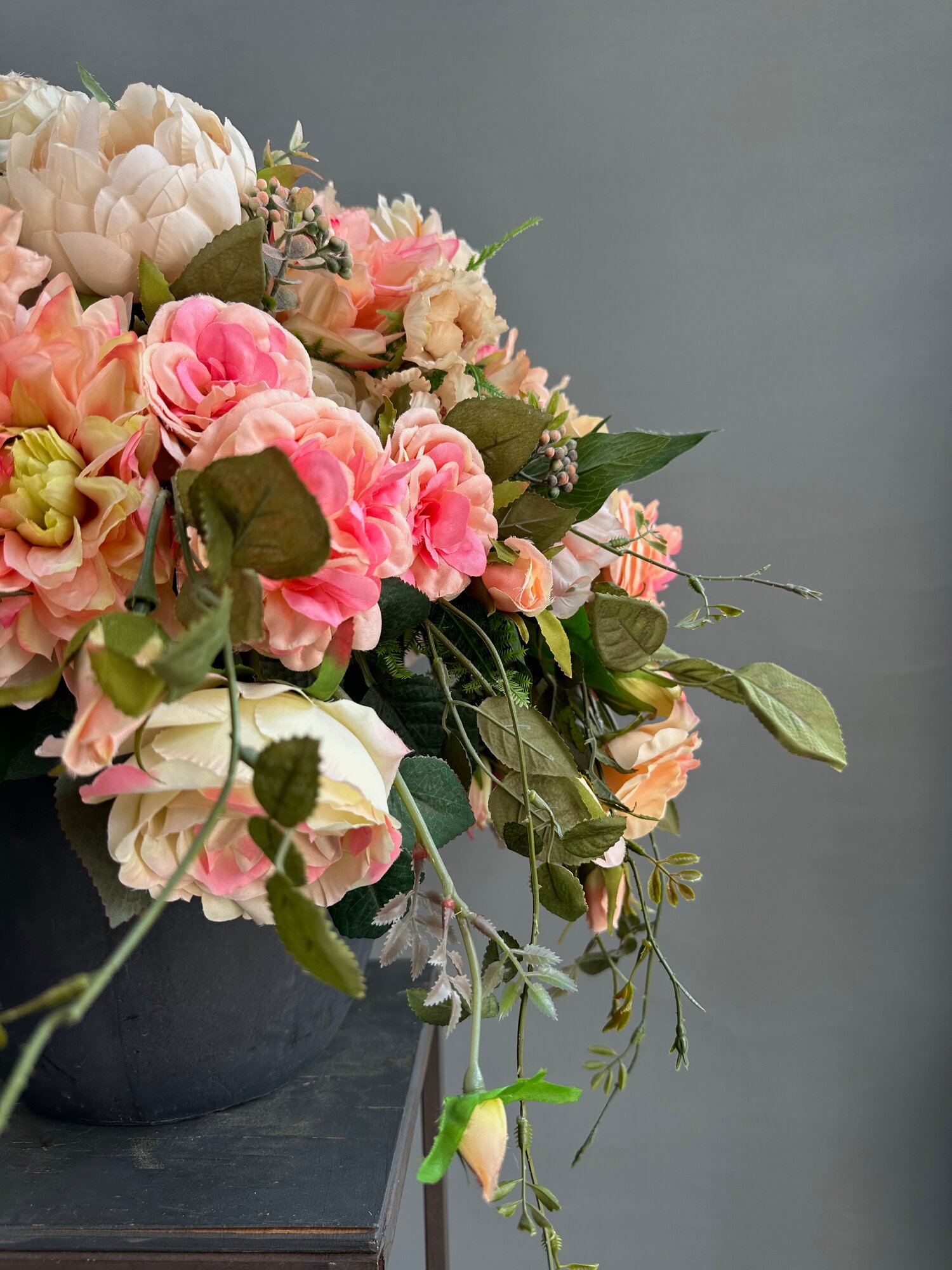 Большая композиция из искусственных цветов.