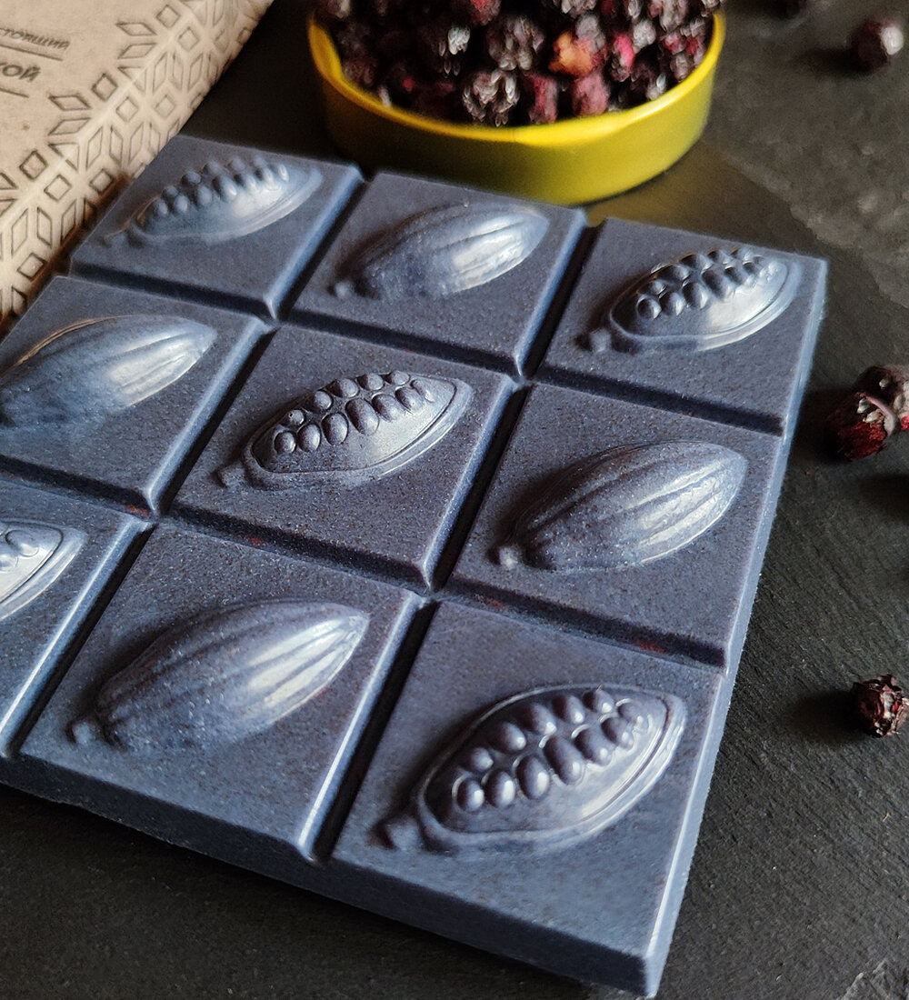 Шоколад из синей матчи с черникой и миндалем, 90 гр