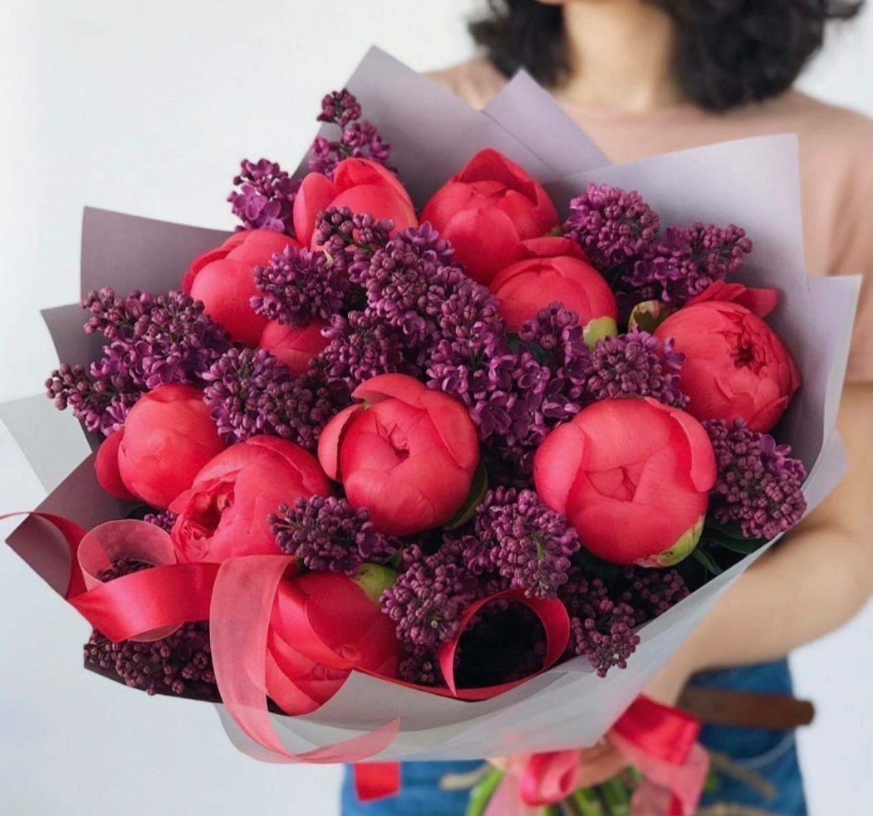 Премиум букет из коралловых пионов и сирени, премиум цветы, шикарный, красивый букет цветов, сирень премиум, пионы.