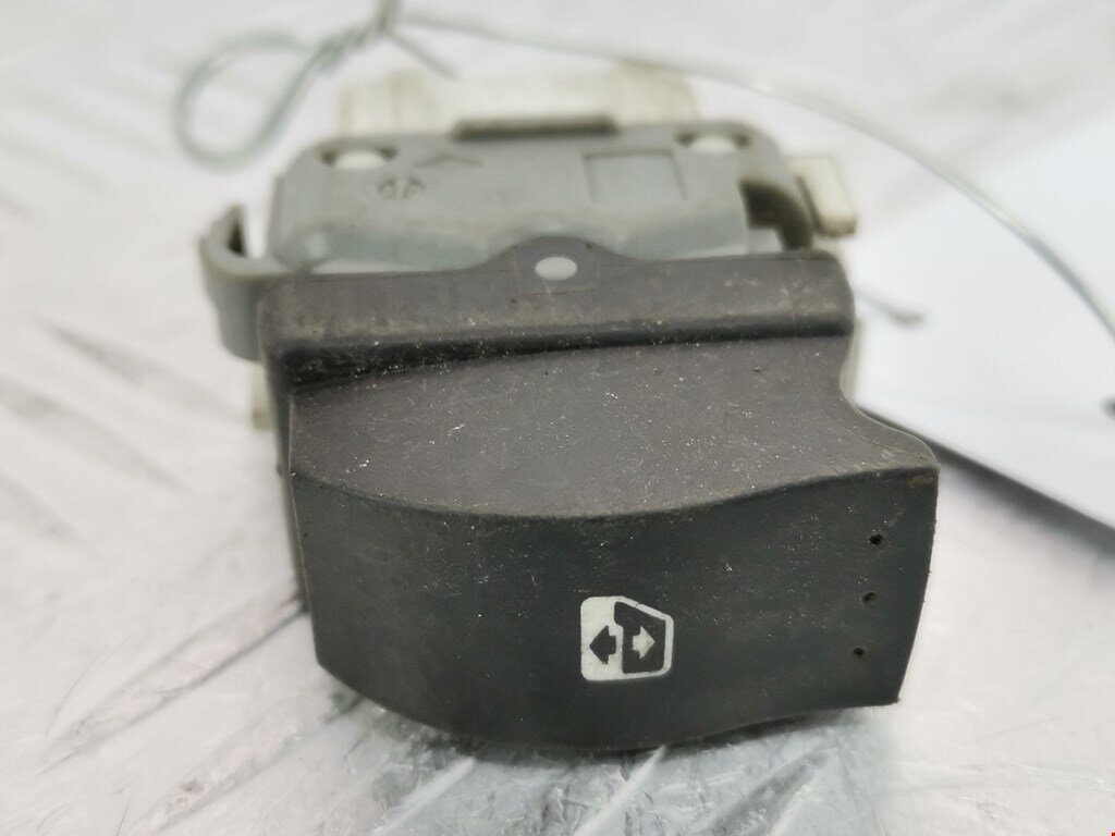 Кнопка стеклоподъемника Renault Vel_Satis 8200315029 арт. 1622117