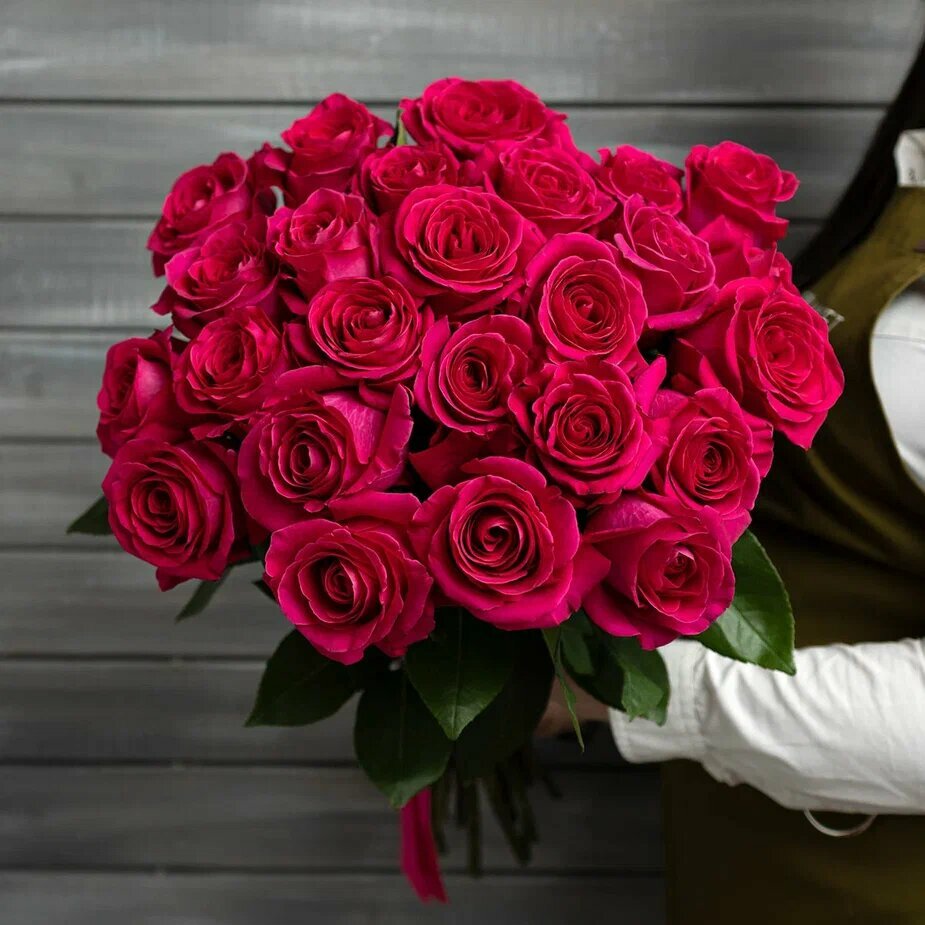 Букет живых цветов из 25 малиновых роз с лентой Эквадор 60 см
