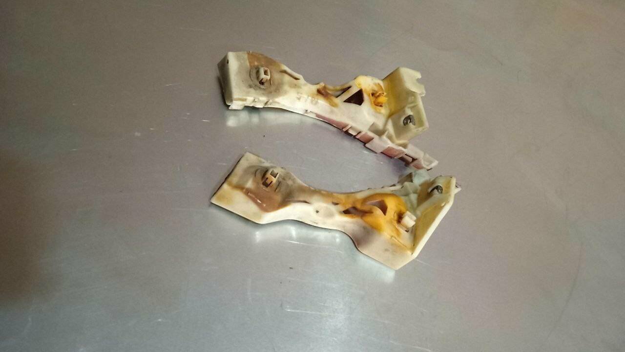 Кронштейн крыла Mazda 3 2004